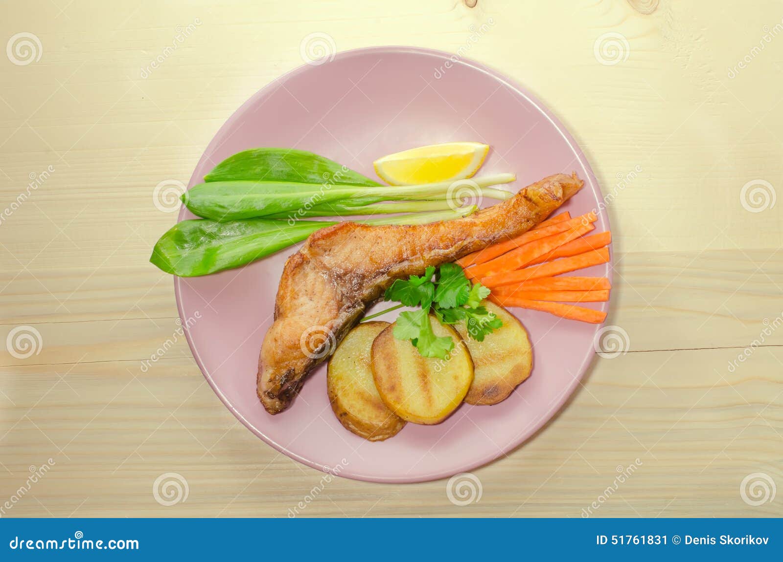 Carpa Asada a La Parrilla En El Plato Imagen de archivo - Imagen de ...