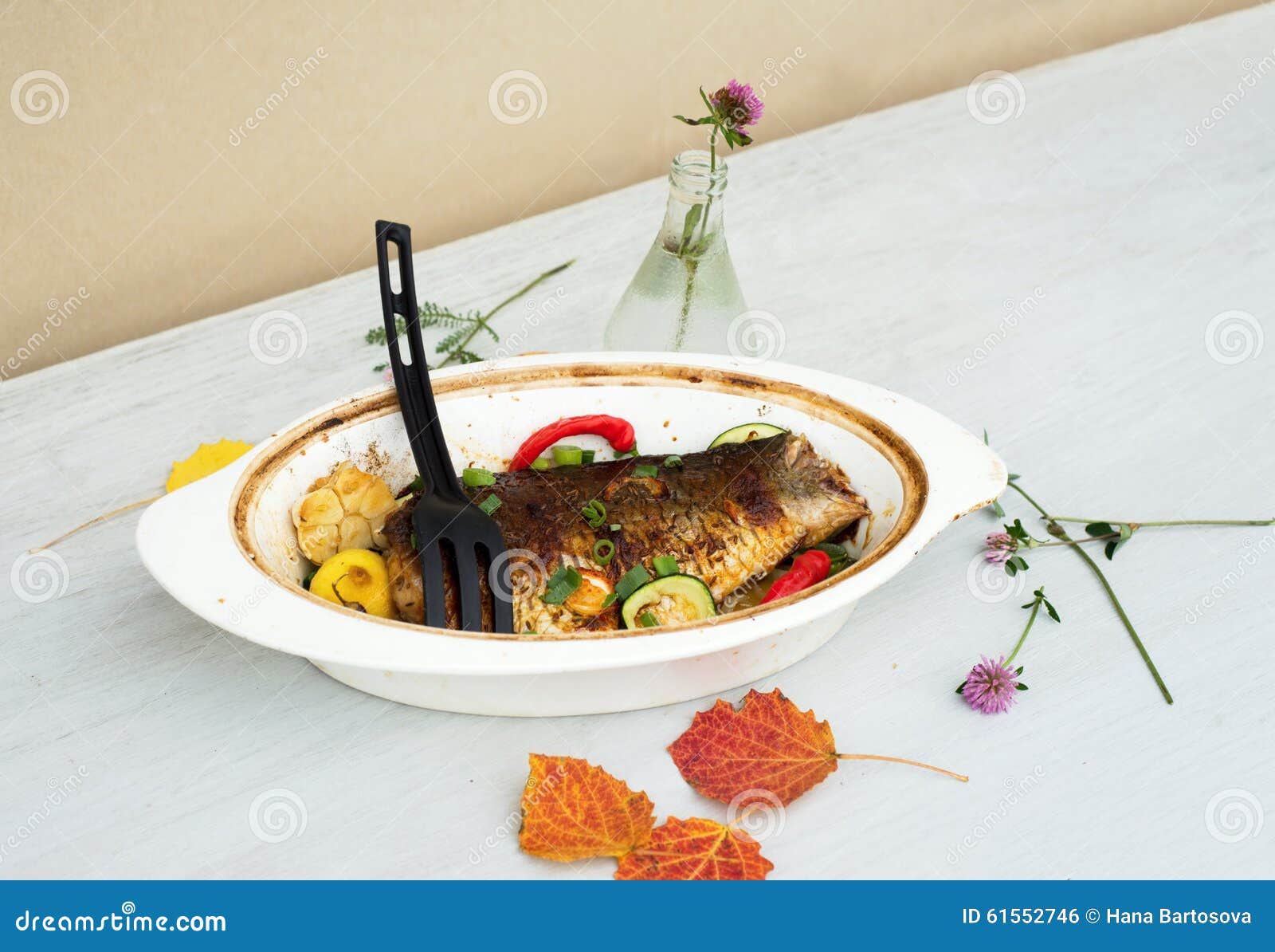 Carpa Asada a La Parrilla En La Tabla Blanca Foto de archivo - Imagen ...