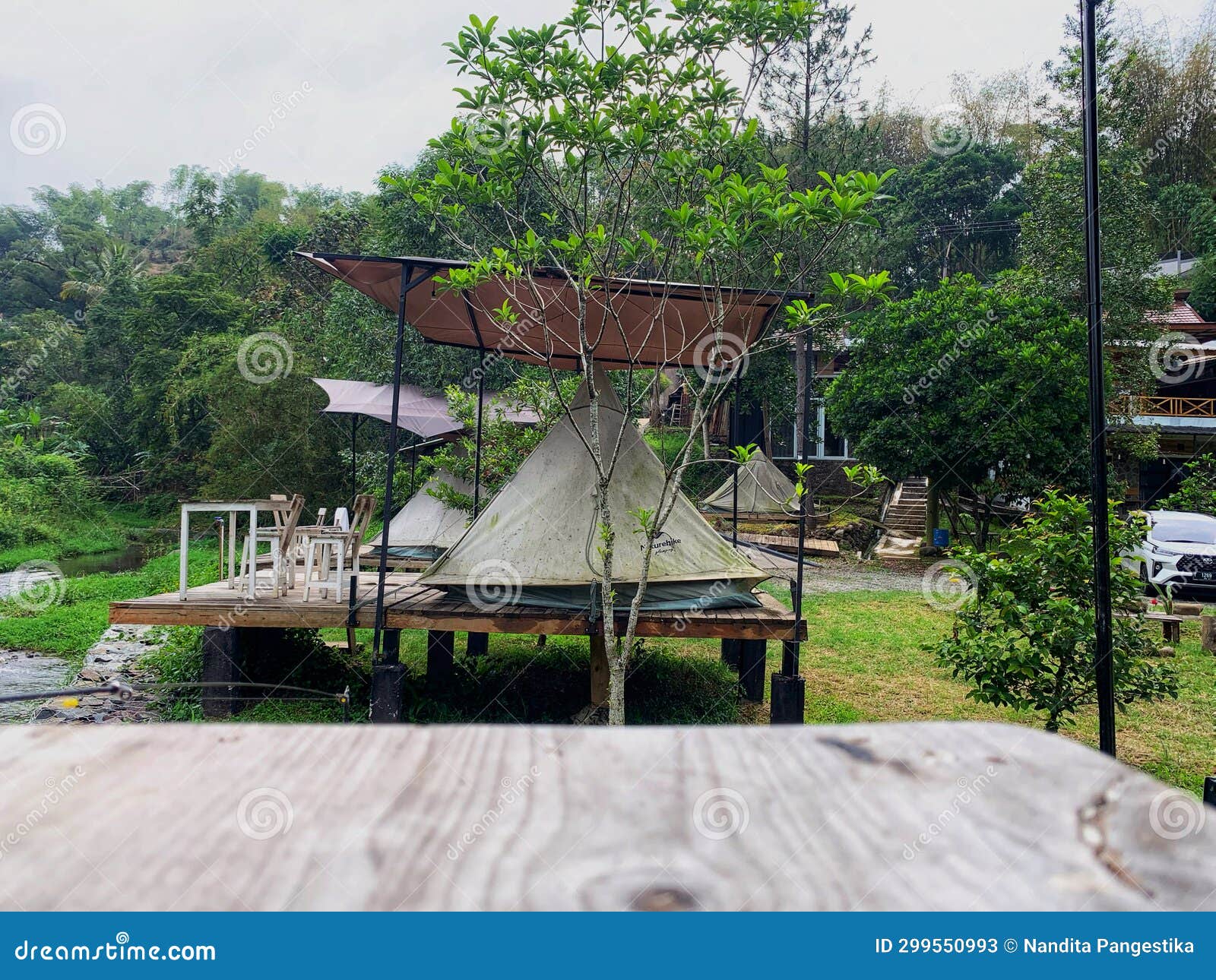 Carpa De Camping Triangular En Medio De Imagen de archivo - Imagen de ...