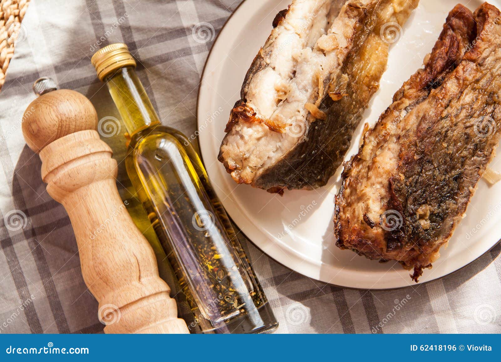 Carpa frita con aceite foto de archivo. Imagen de cocina - 62418196