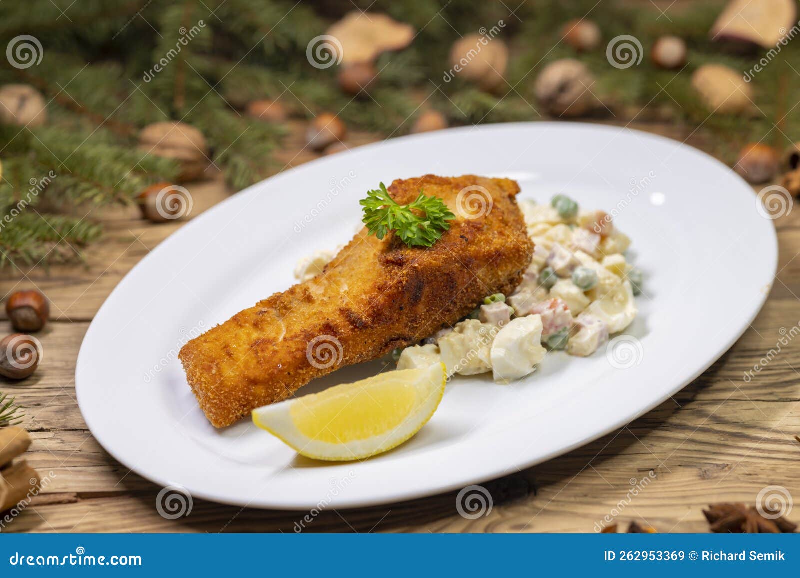 Carpa Frita De Natal Com Salada De Batata Imagem de Stock - Imagem de ...