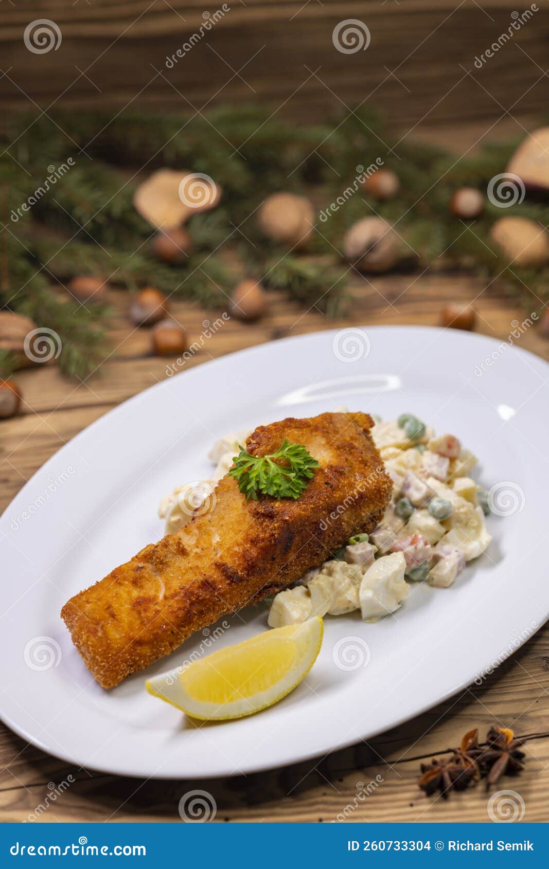 Carpa Frita De Navidad Con Ensalada De Papa Foto de archivo - Imagen de ...