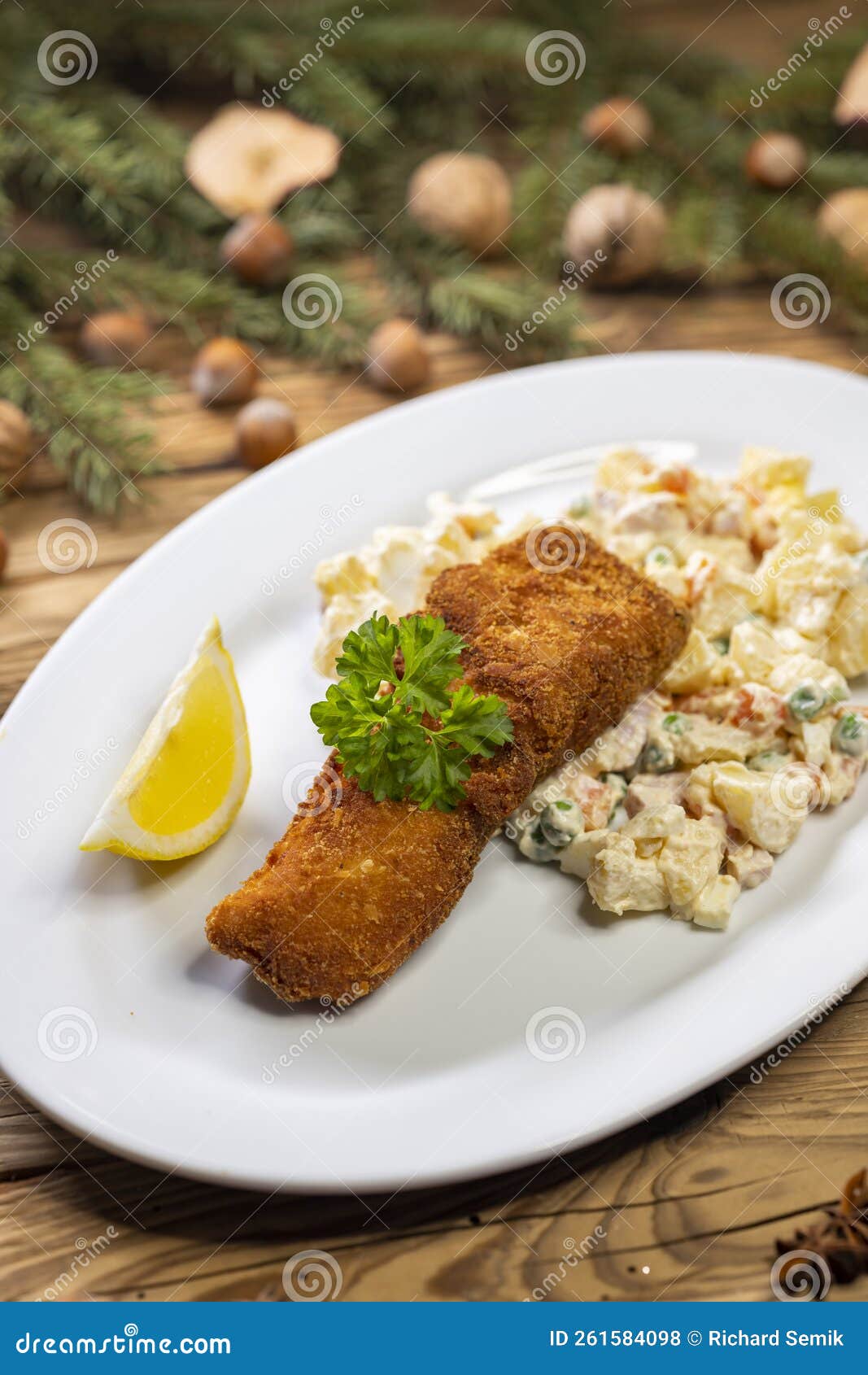 Carpa Frita De Navidad Con Ensalada De Papa Foto de archivo - Imagen de ...