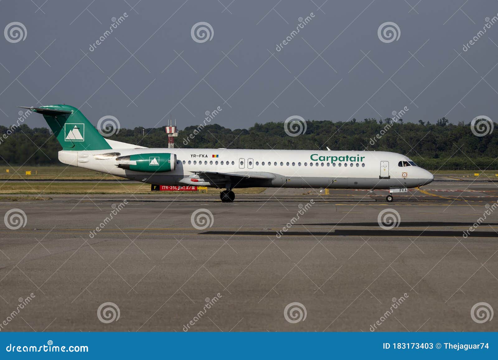 Carpatair editorial stock photo. Image of airways, airport - 183173403