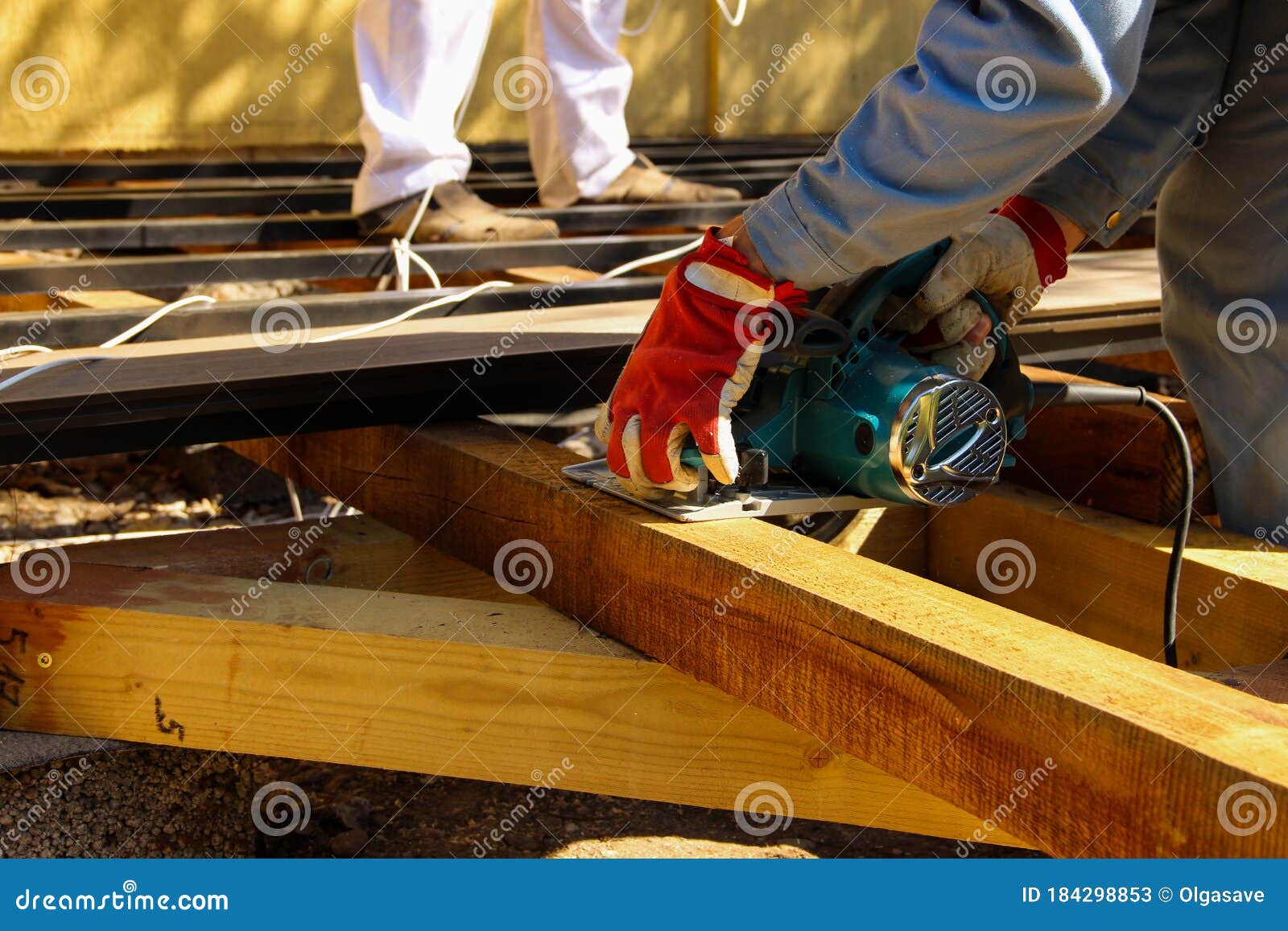 Carpenter Using Electric Circular Saw To Cut a Beam Stock Image - Image ...