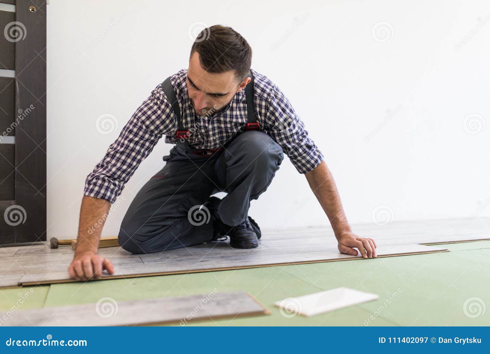 Carpenter Worker Installing Laminate Flooring in the New Room Stock ...