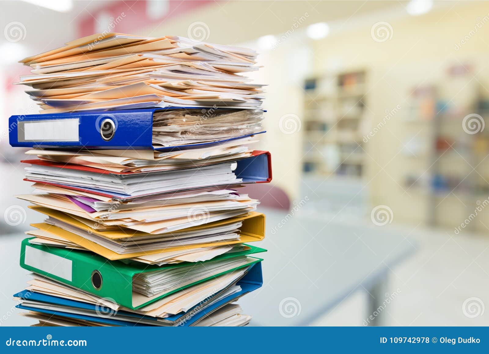 Carpetas De Archivos Con Los Documentos En Fondo Foto de archivo ...