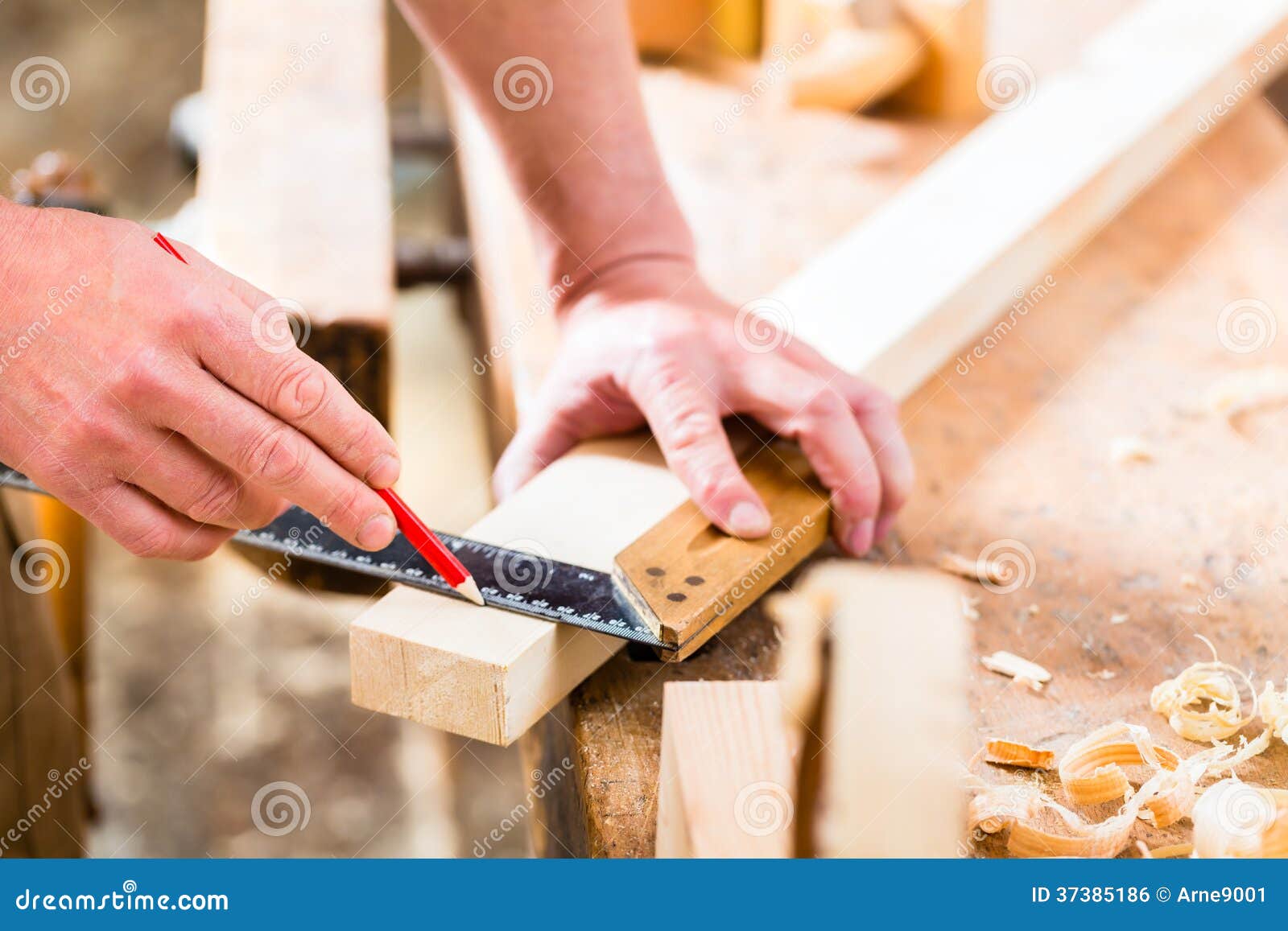 Carpinteiro Com O Workpiece Na Carpintaria Foto de Stock - Imagem de ...