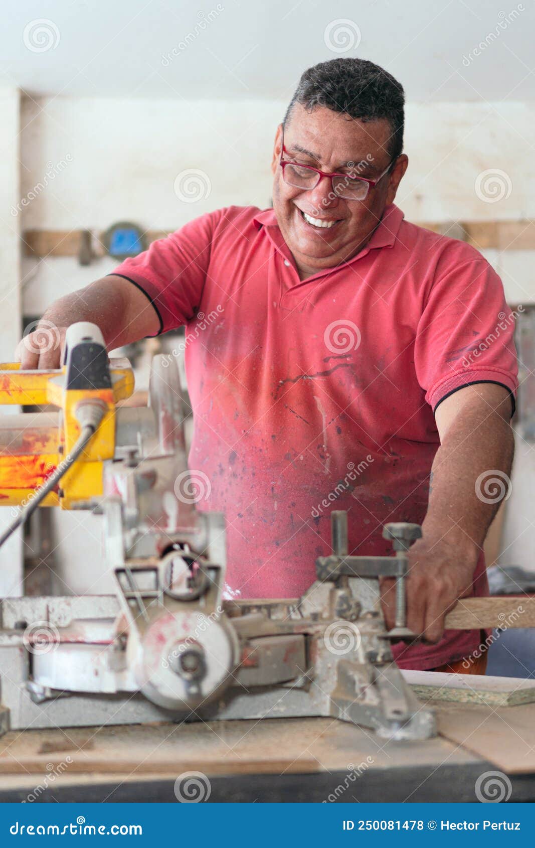 Carpintero Con Sierra Circular En El Taller Foto de archivo - Imagen de ...