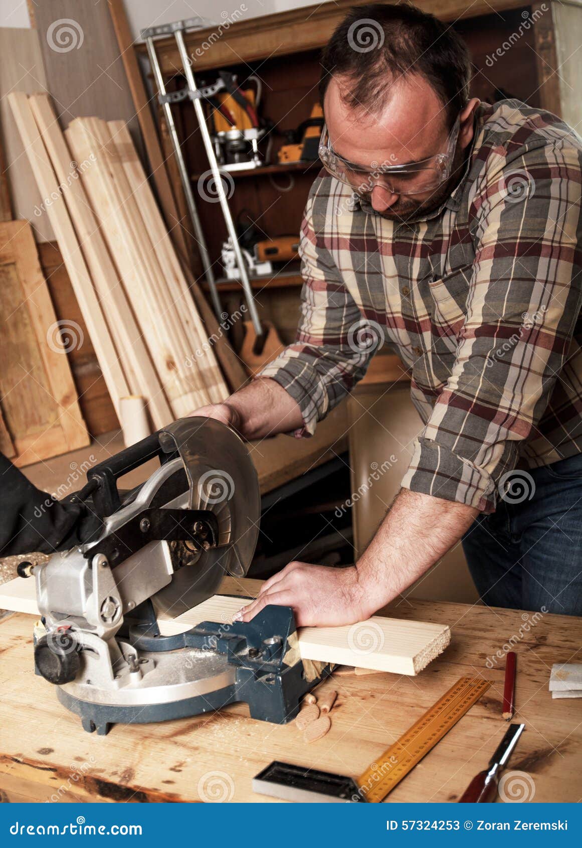 Carpintero en su taller imagen de archivo. Imagen de ingeniero - 57324253