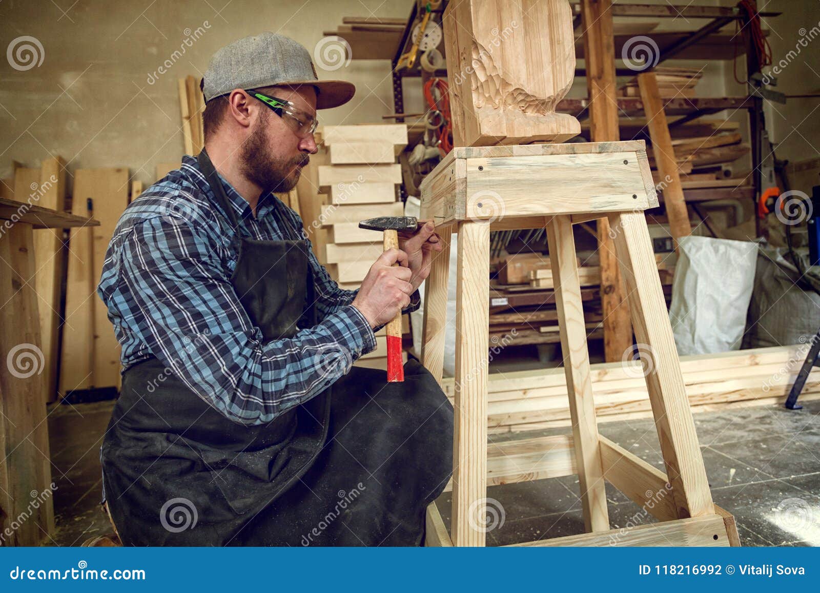 Carpintero Experimentado Que Golpea Clavos Foto de archivo - Imagen de ...