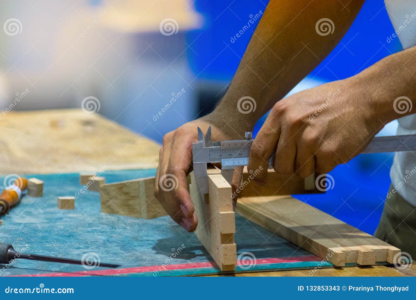 Carpintero Que Trabaja Con La Madera En Tienda Imagen de archivo ...