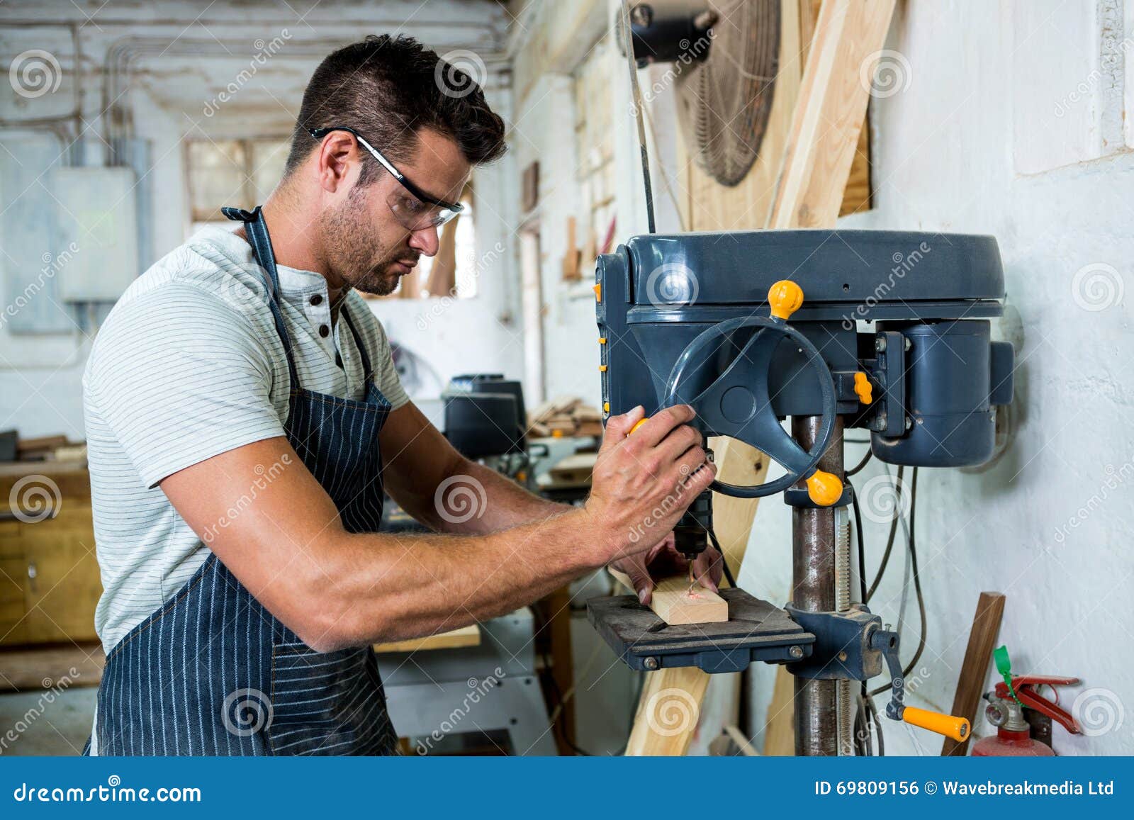 Carpintero Que Usa Un Taladro Foto de archivo - Imagen de gente ...