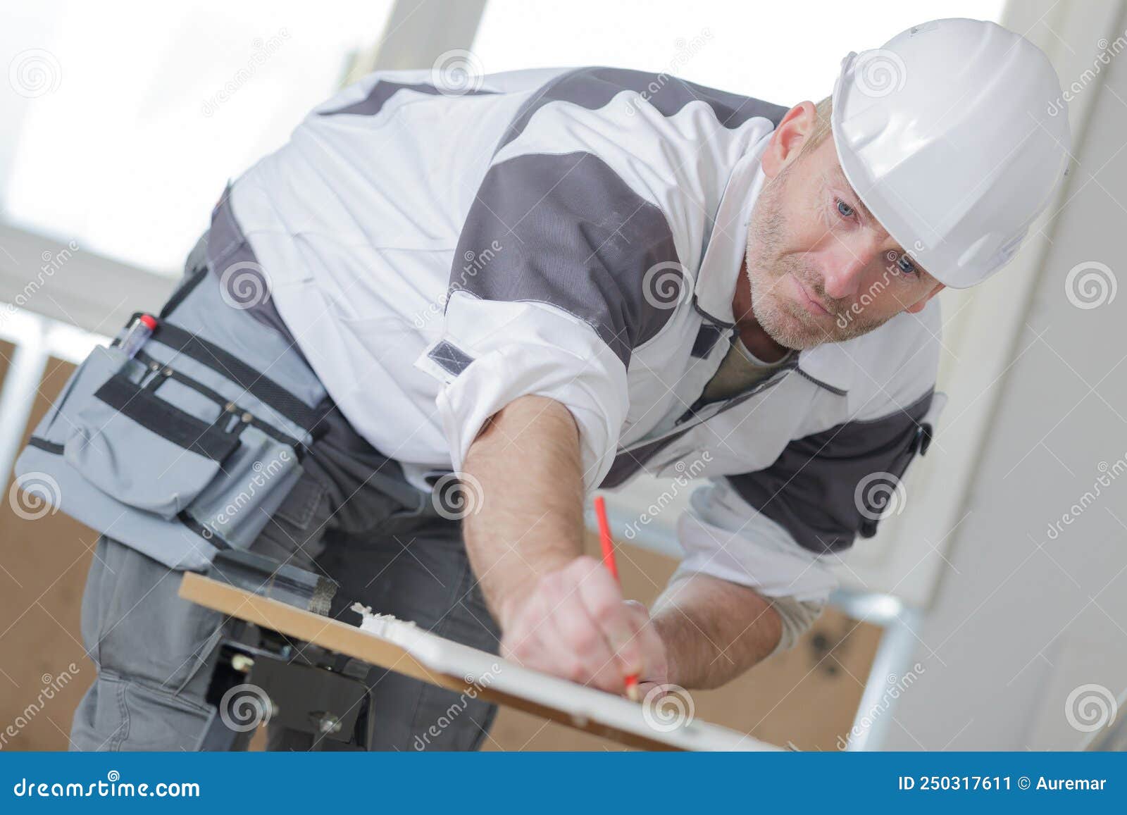Carpintero Trabajando Con Tablas De Madera Imagen de archivo - Imagen ...