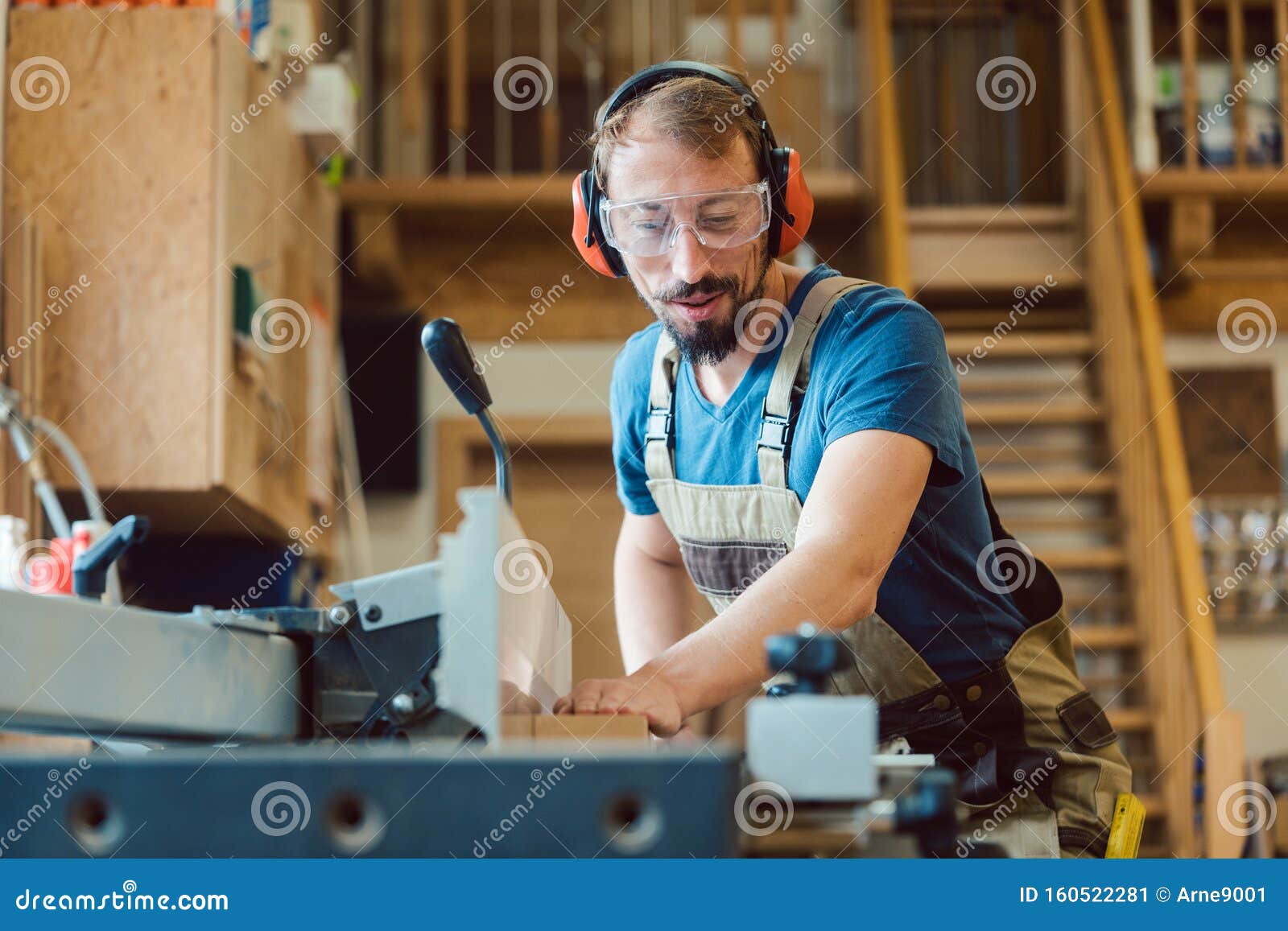 Carpintero Trabajando En La Herramienta De Corte Circular Imagen de ...