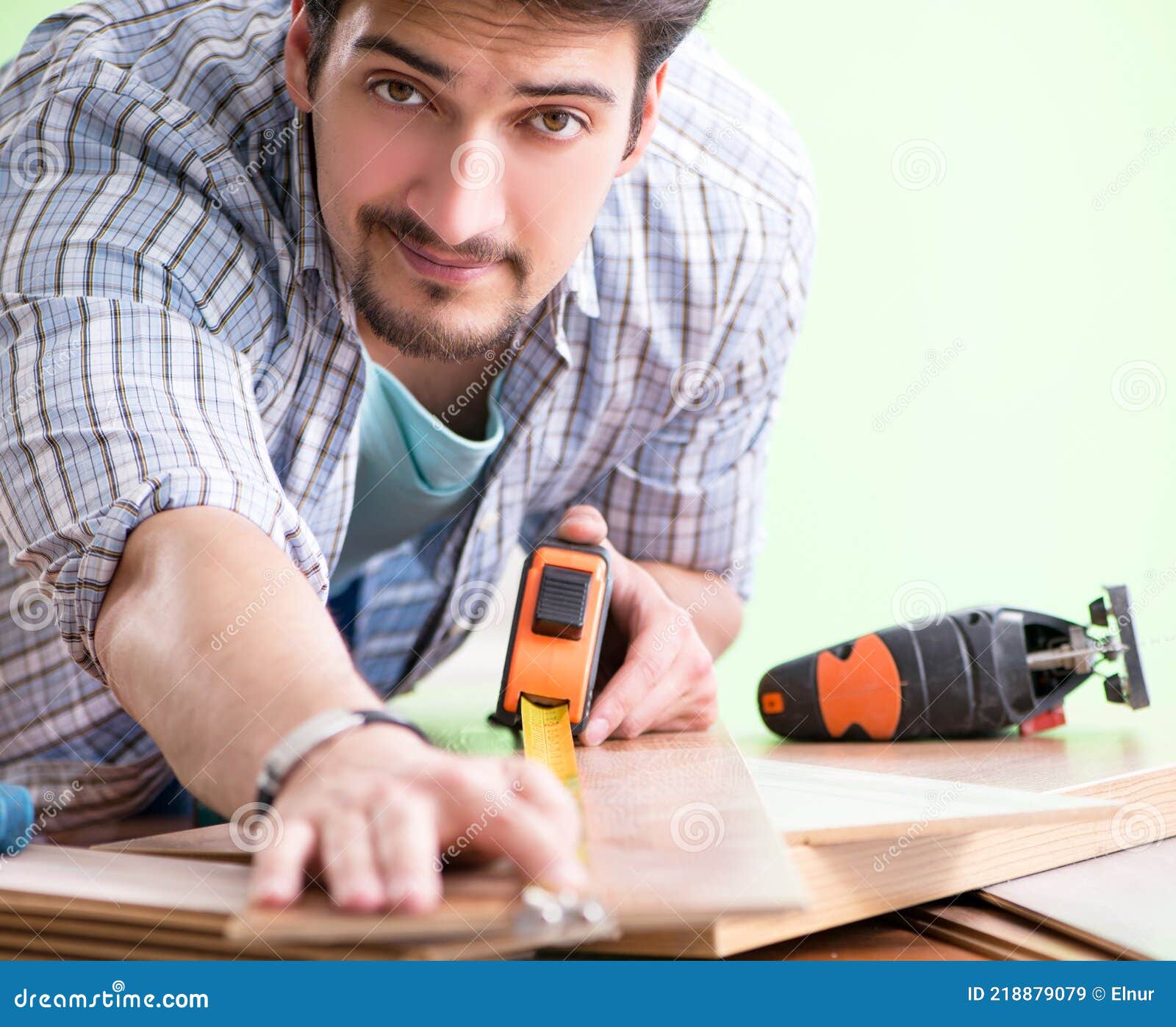 Carpintero Trabajando En Su Taller Imagen de archivo - Imagen de ...