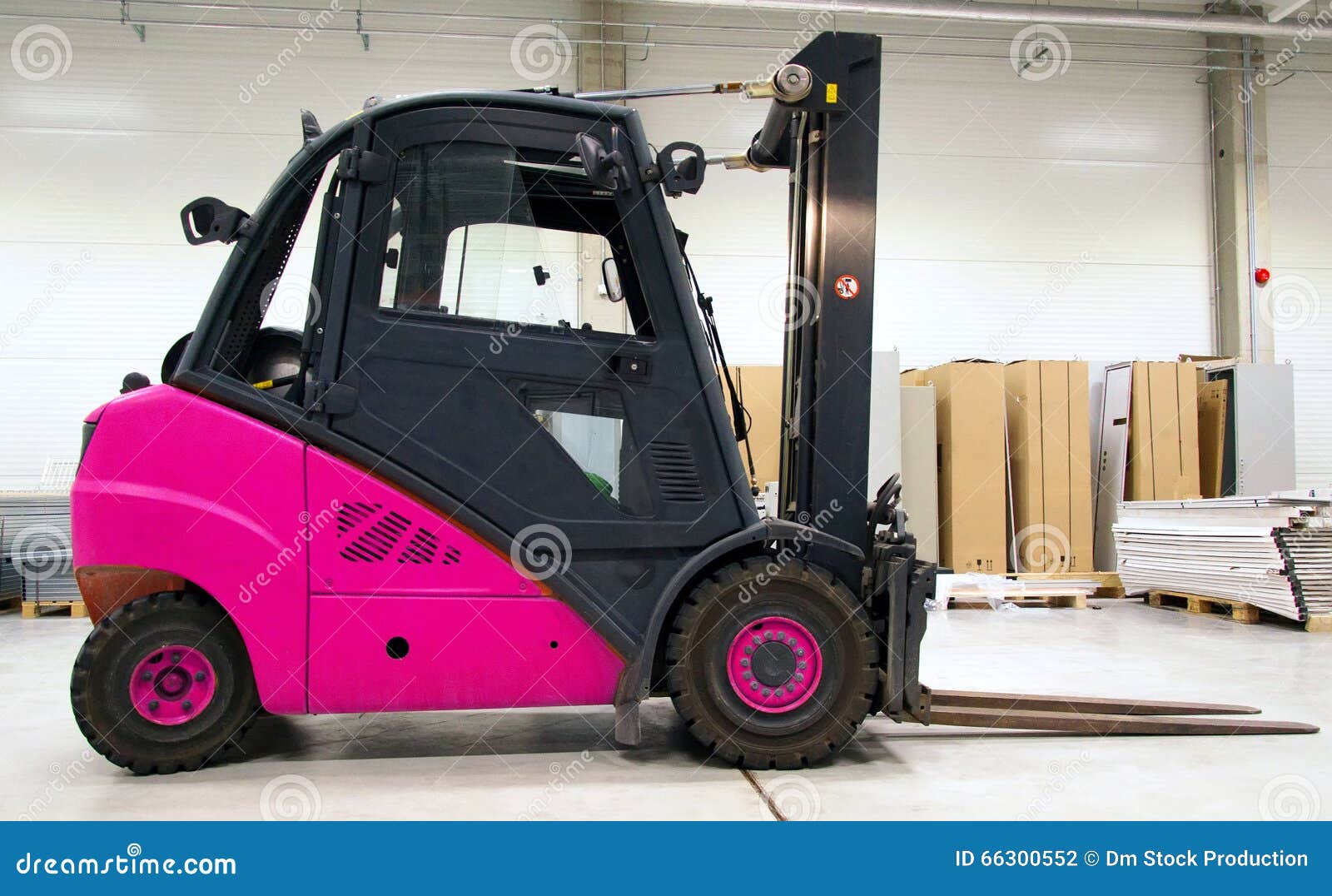 Carregador Cor-de-rosa Da Empilhadeira Foto de Stock - Imagem de ...