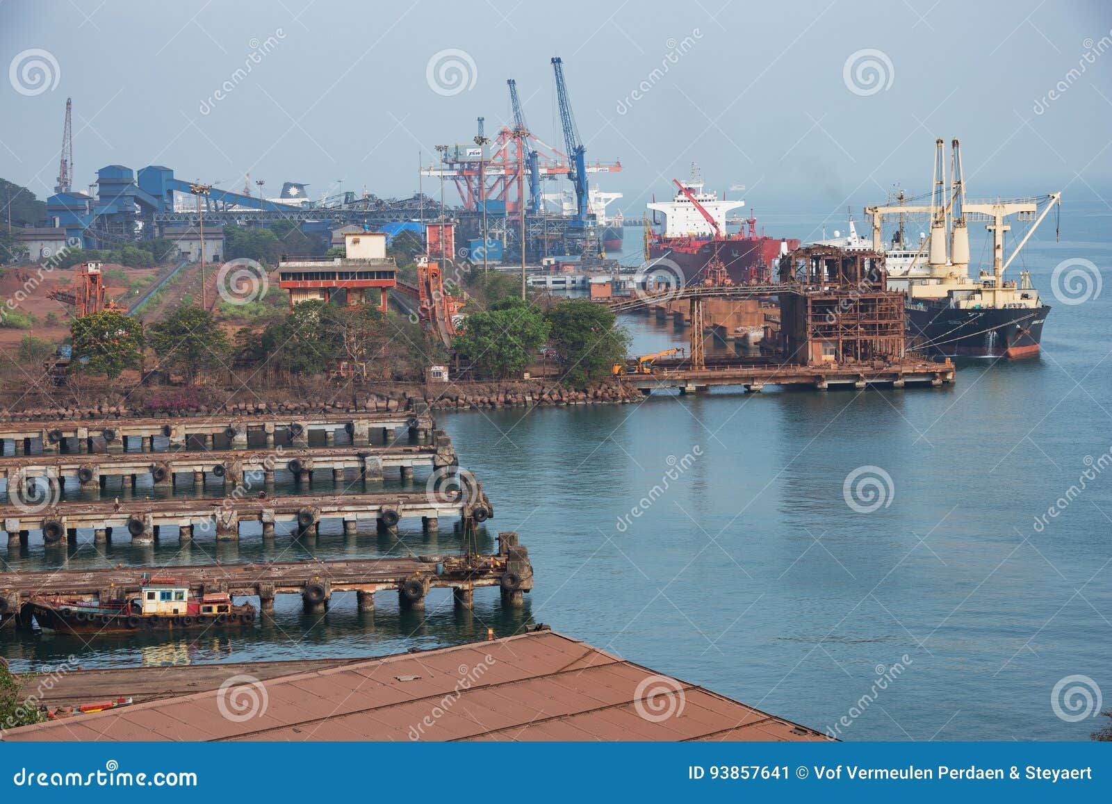 Carregando E Descarregando Atividades Foto Editorial - Imagem de ...