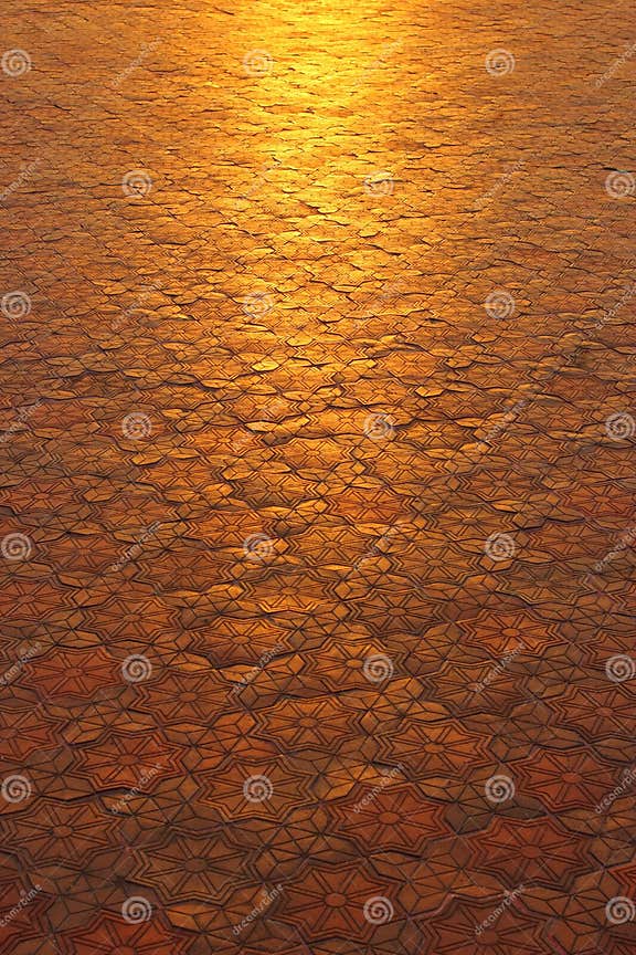 Carrelages avec le miroir. photo stock. Image of ligne - 23114572