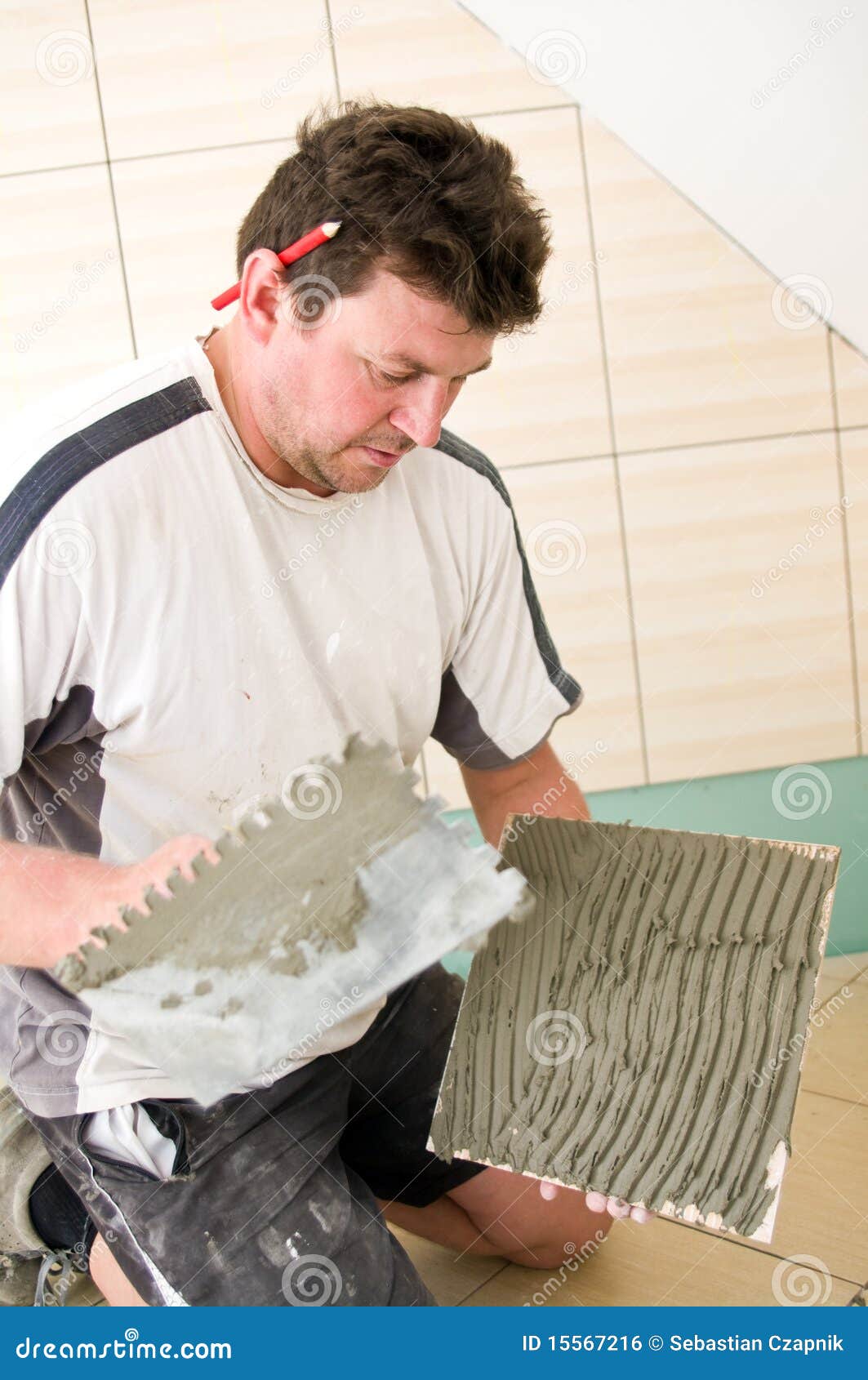 Carreleur photo stock. Image du travail, travaux, masculin - 15567216