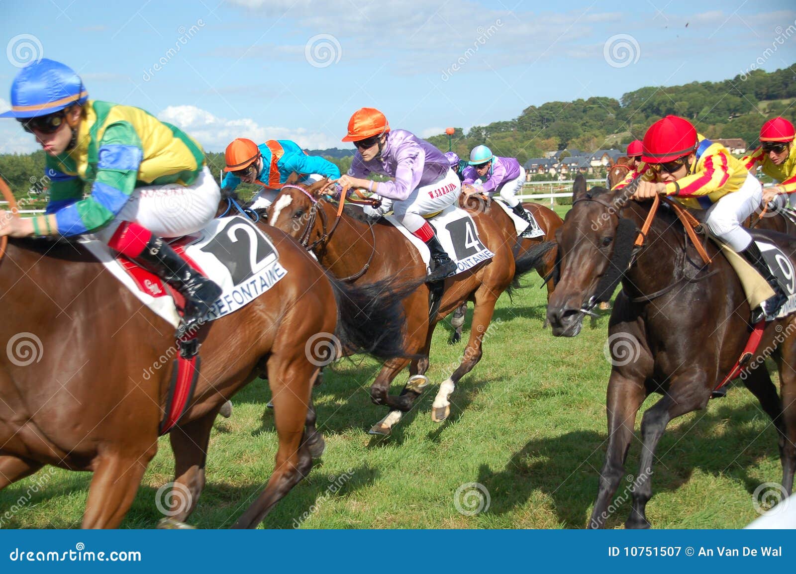 Carreras de caballos fotografía editorial. Imagen de rival - 10751507
