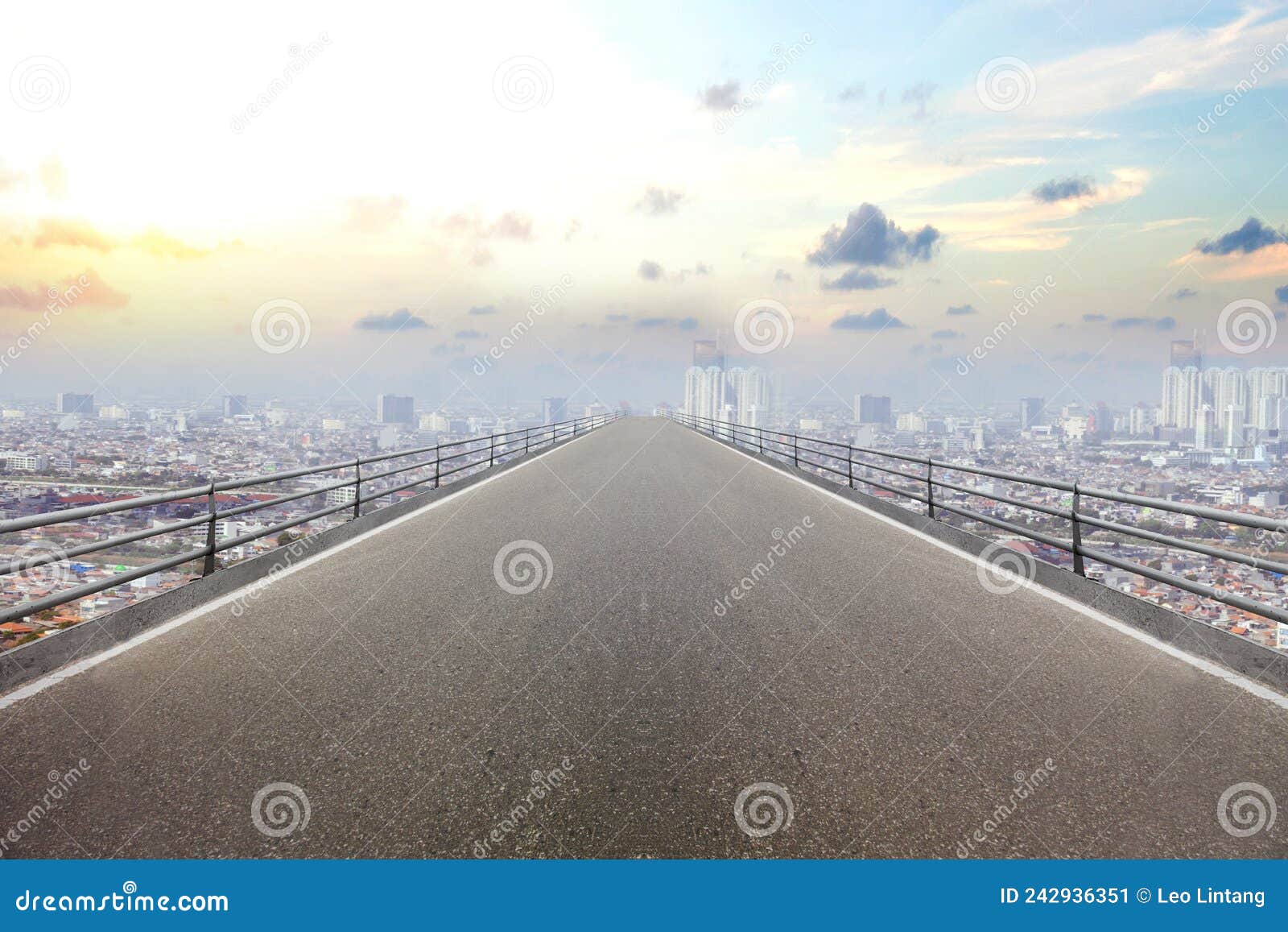 Carretera Asfaltada Con Edificio Moderno Y Rascacielos Imagen de ...