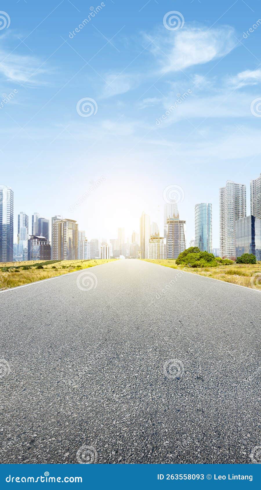 Carretera Asfaltada Con Edificio Moderno Y Rascacielos Imagen de ...