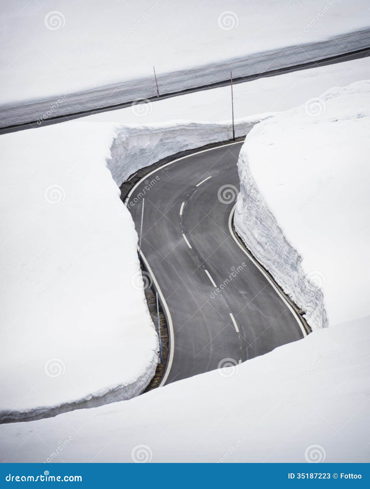 Carretera con curvas imagen de archivo. Imagen de color - 35187223