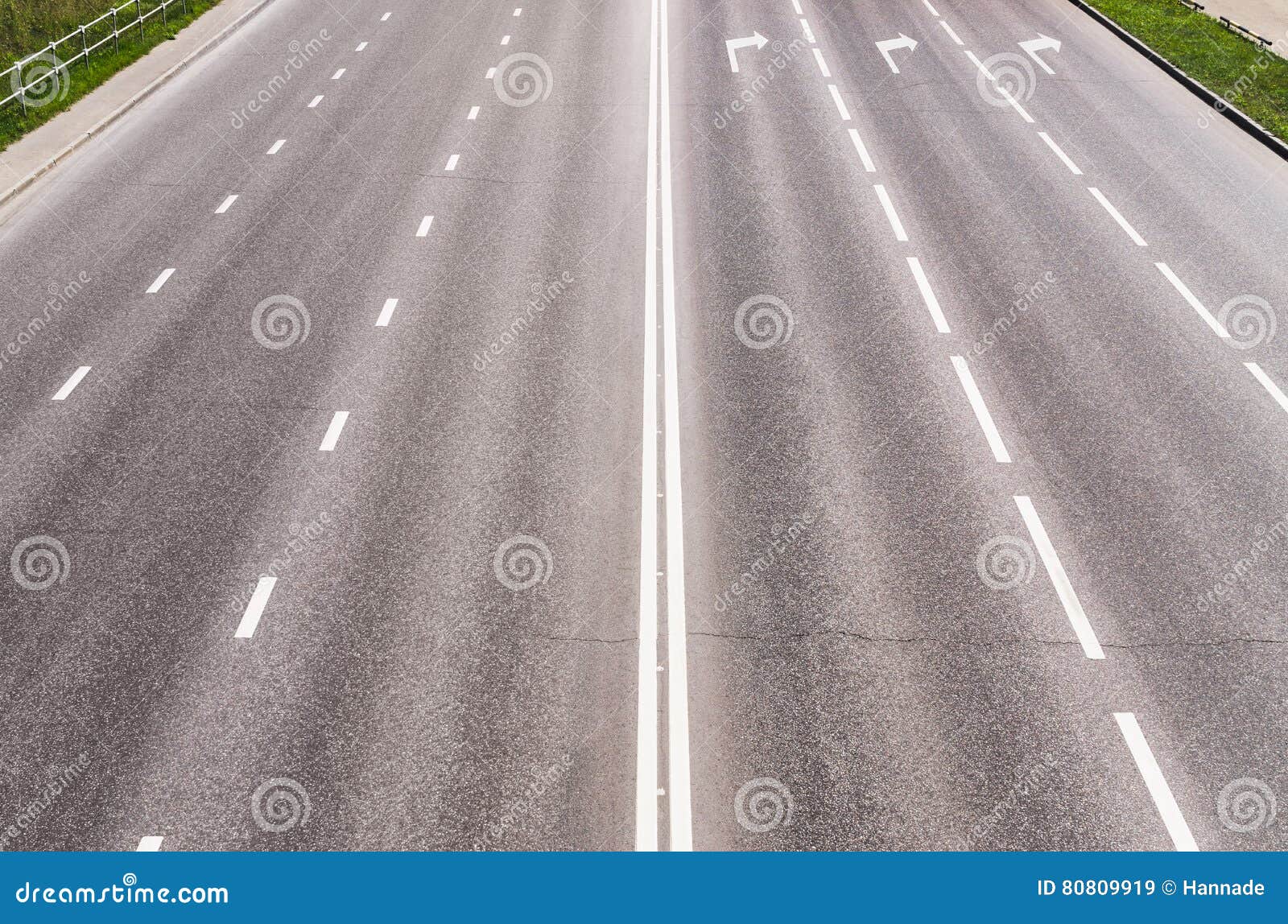 Carretera Con Las Marcas De Camino Imagen de archivo - Imagen de ...