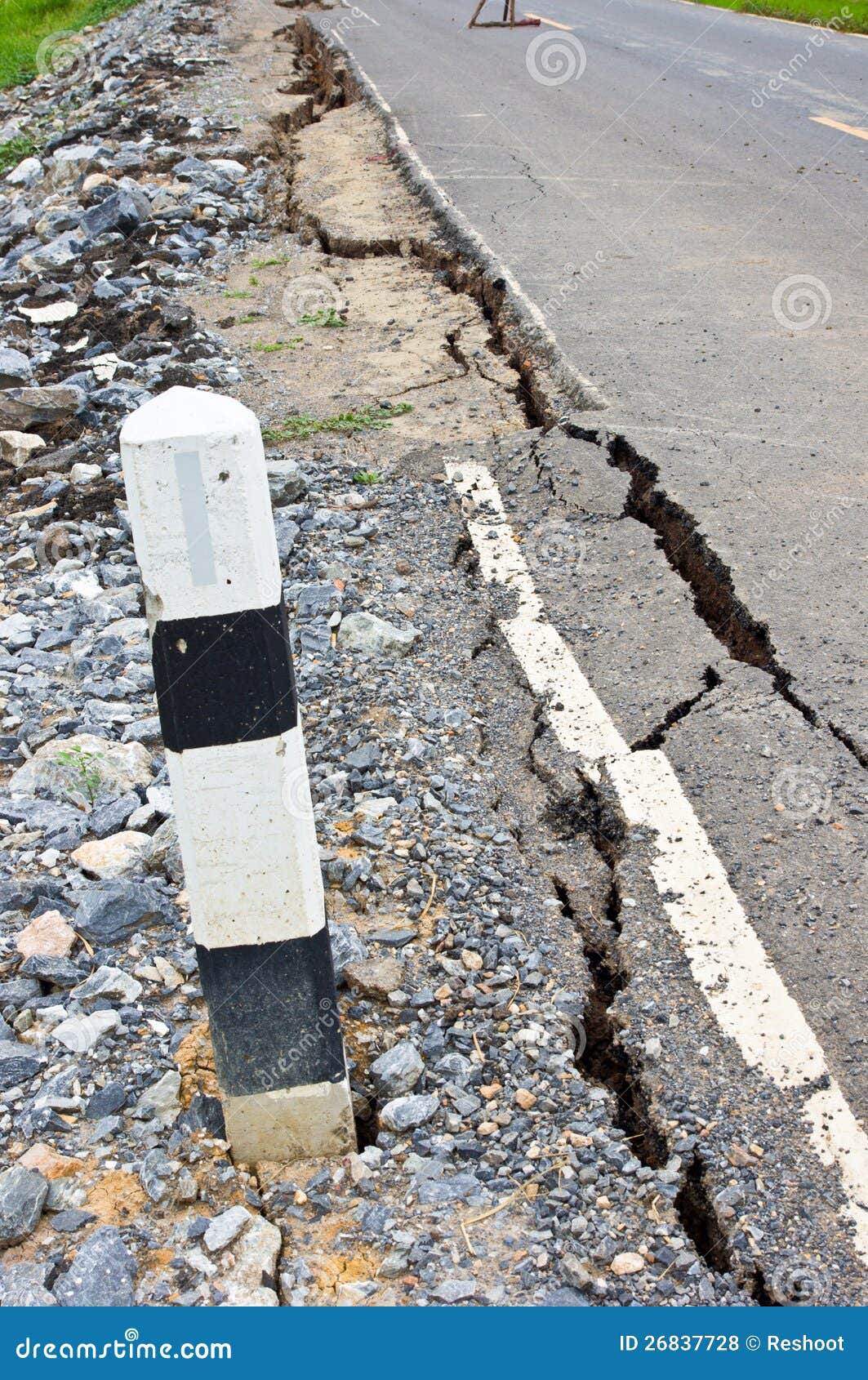 Carretera De Asfalto Agrietada Foto de archivo - Imagen de pavimento ...