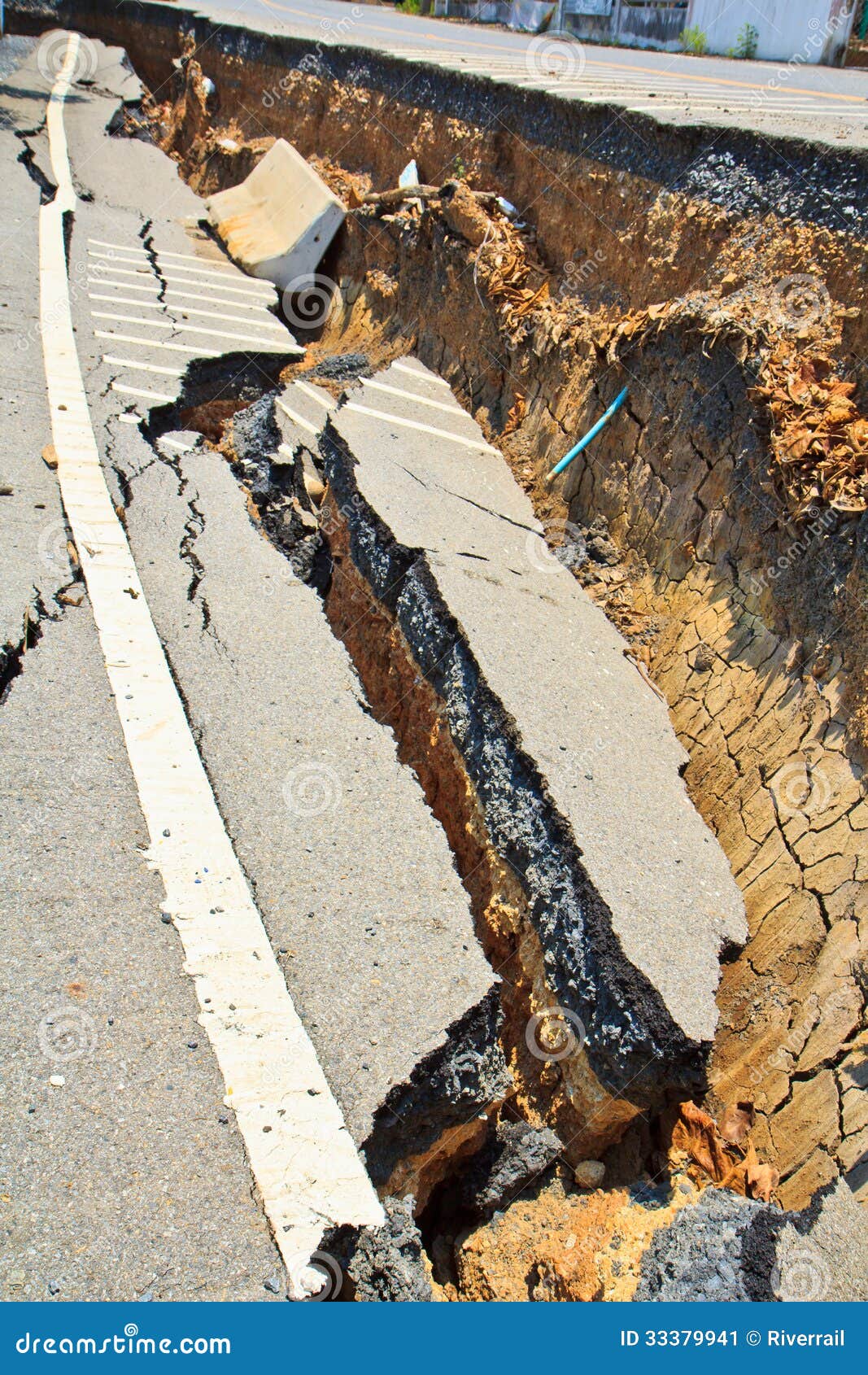 Carretera De Asfalto Agrietada Imagen de archivo - Imagen de pista ...