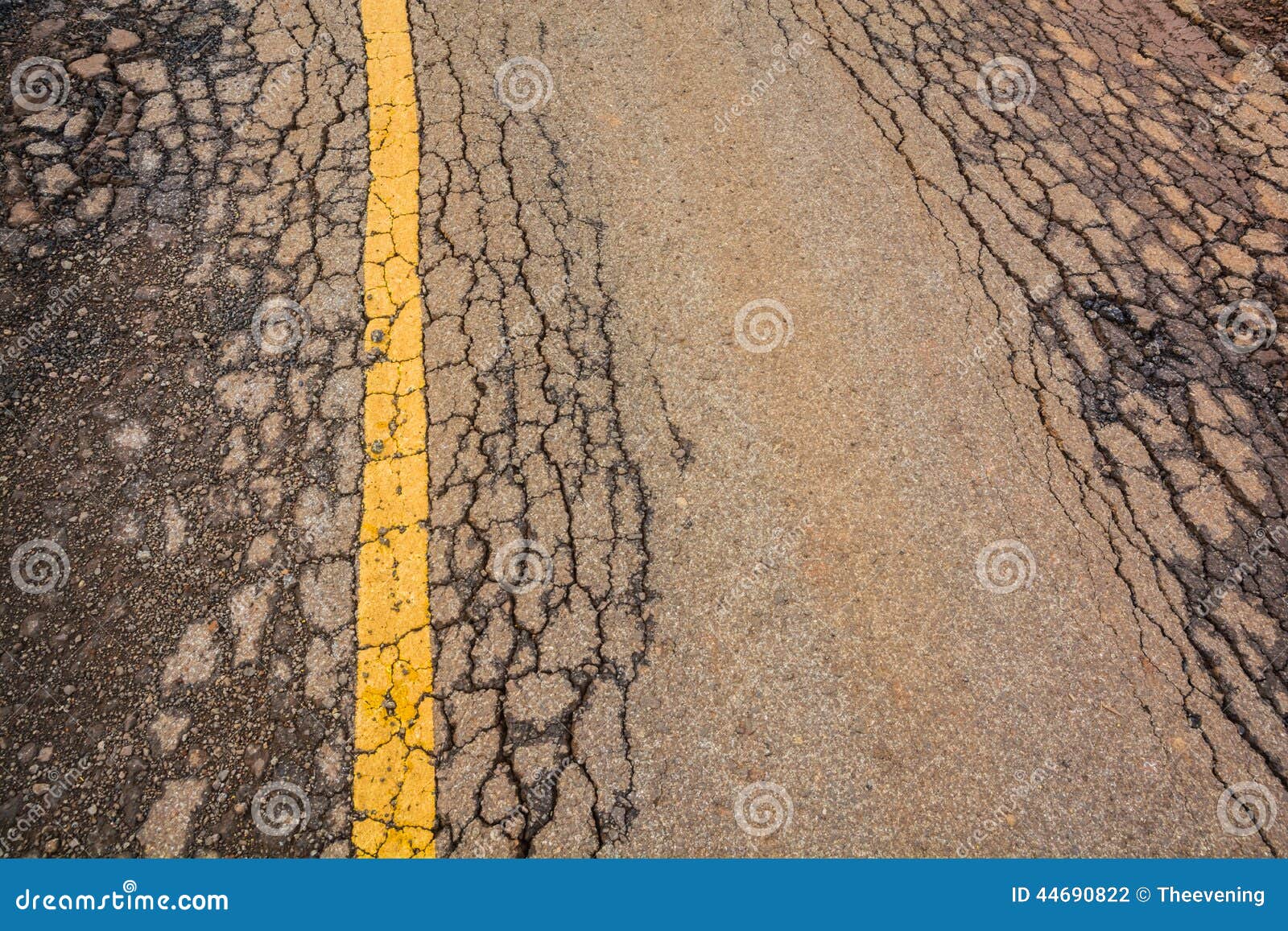 Carretera De Asfalto Agrietada Foto de archivo - Imagen de viejo ...