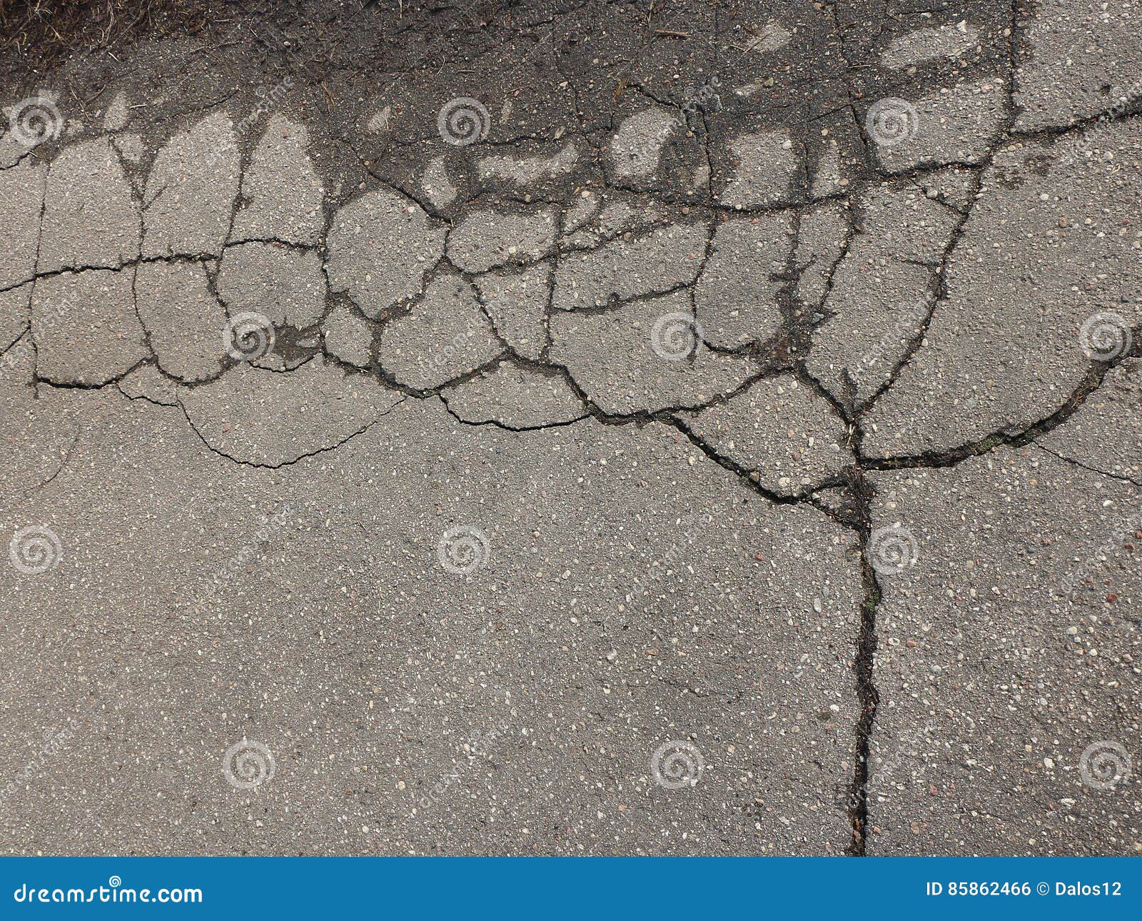 Carretera De Asfalto Agrietada Foto de archivo - Imagen de roto ...