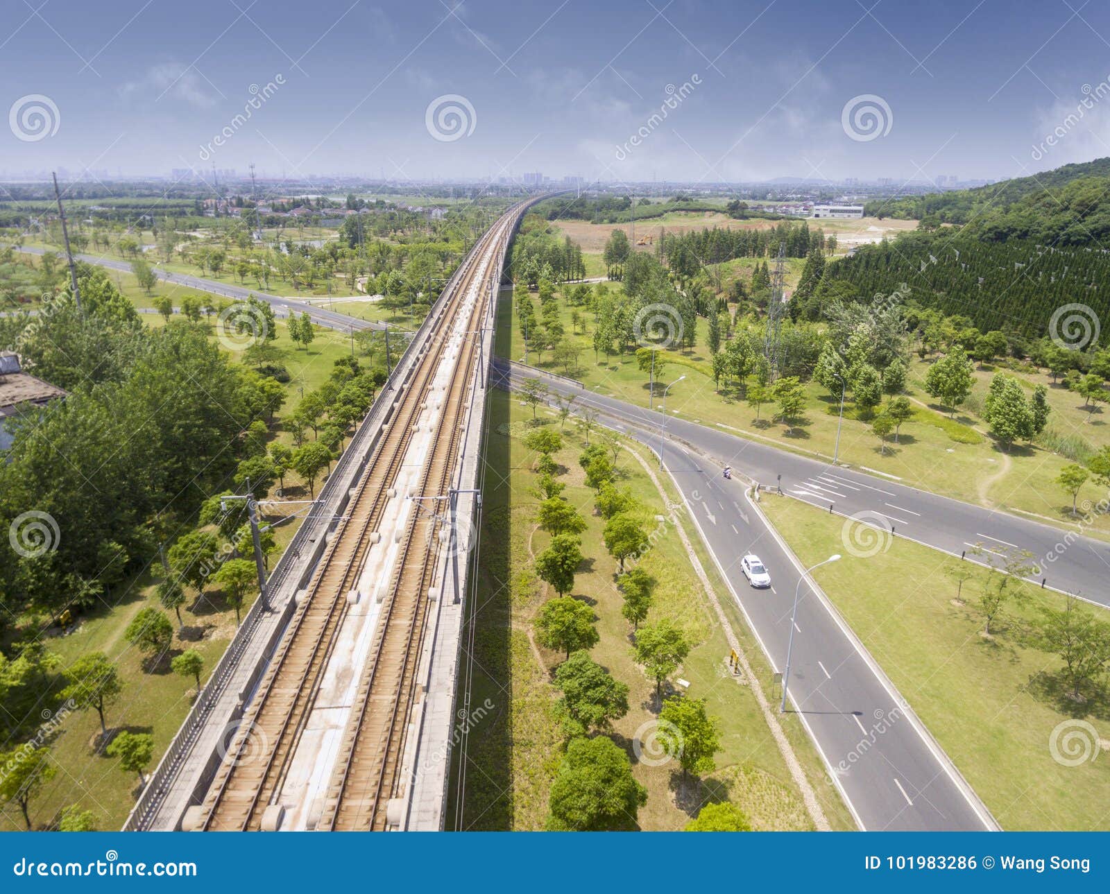 Carreteras y ferrocarriles foto de archivo. Imagen de blanco - 101983286