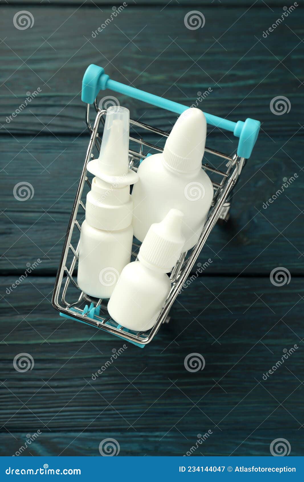 Carrito De Compras Con Botellas De Spray Nasal Sobre Fondo De Madera ... Carrito De Compras Con Botellas De Spray Nasal Sobre Fondo De Madera ...