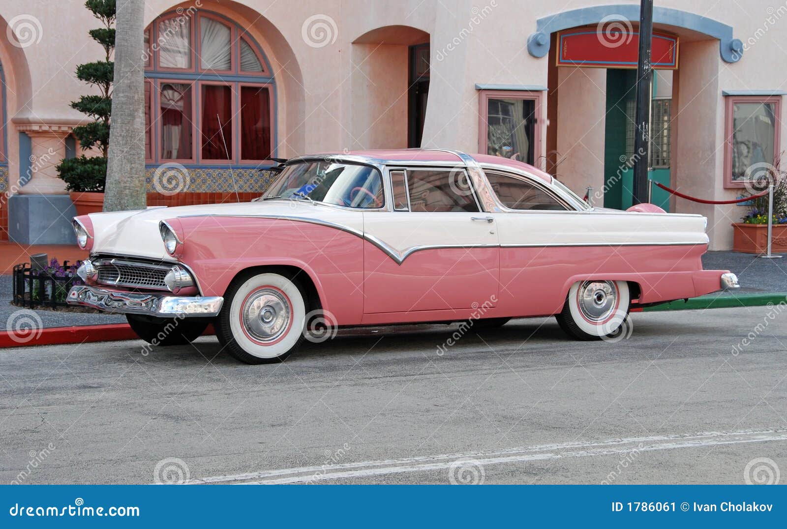 Carro antigo cor-de-rosa imagem de stock. Imagem de colheita - 1786061