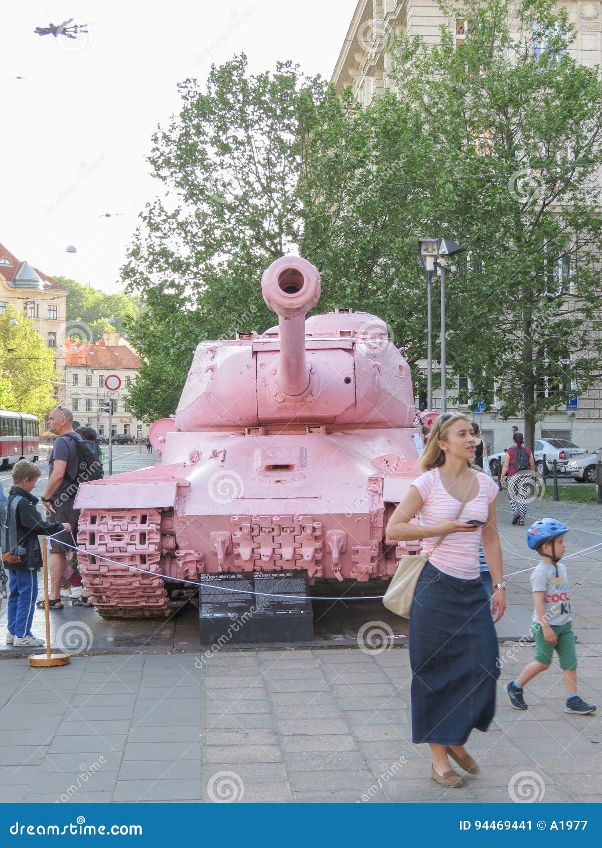 Carro armato rosa a Brno fotografia editoriale. Immagine di russo ...