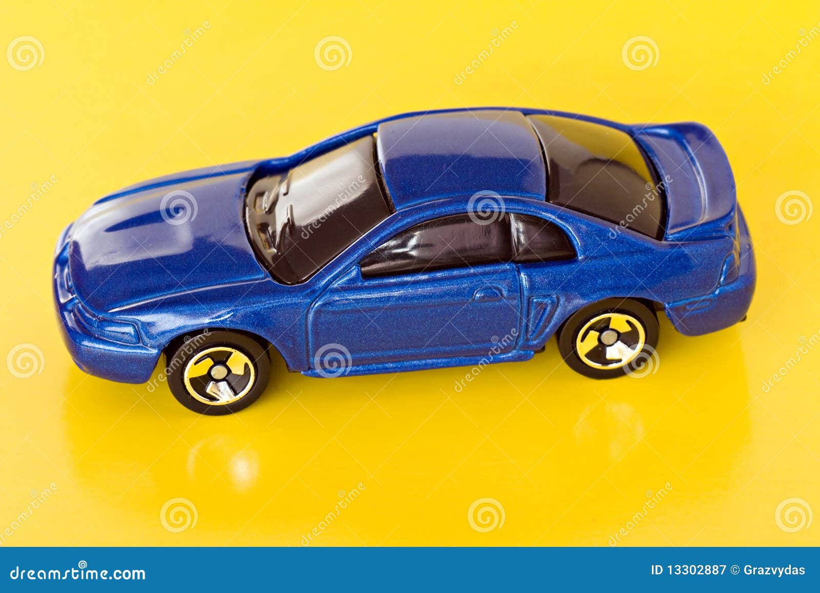 Carro azul imagem de stock. Imagem de turismo, carro - 13302887