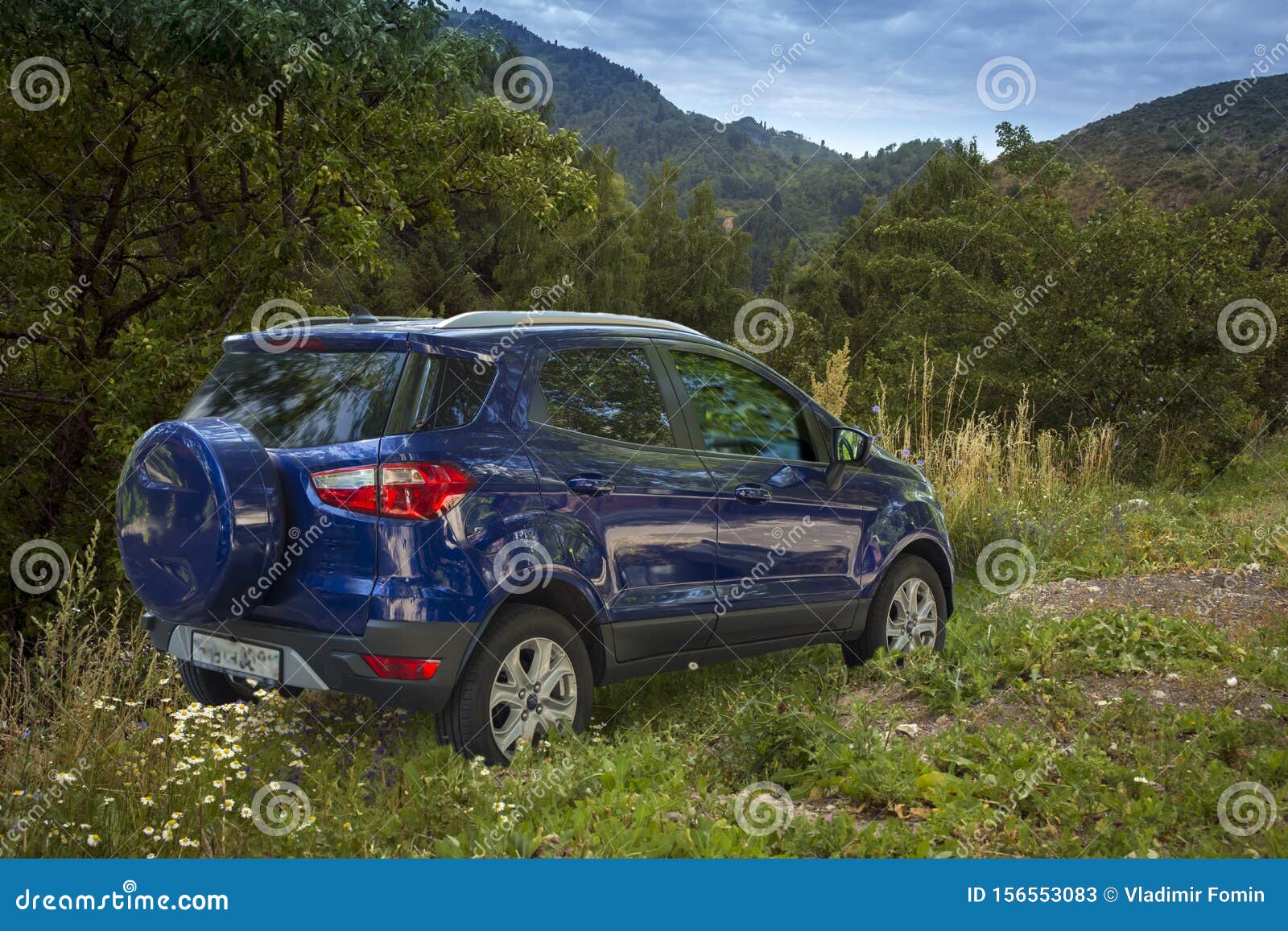 Carro azul Ford imagem de stock. Imagem de azul, carro - 156553083