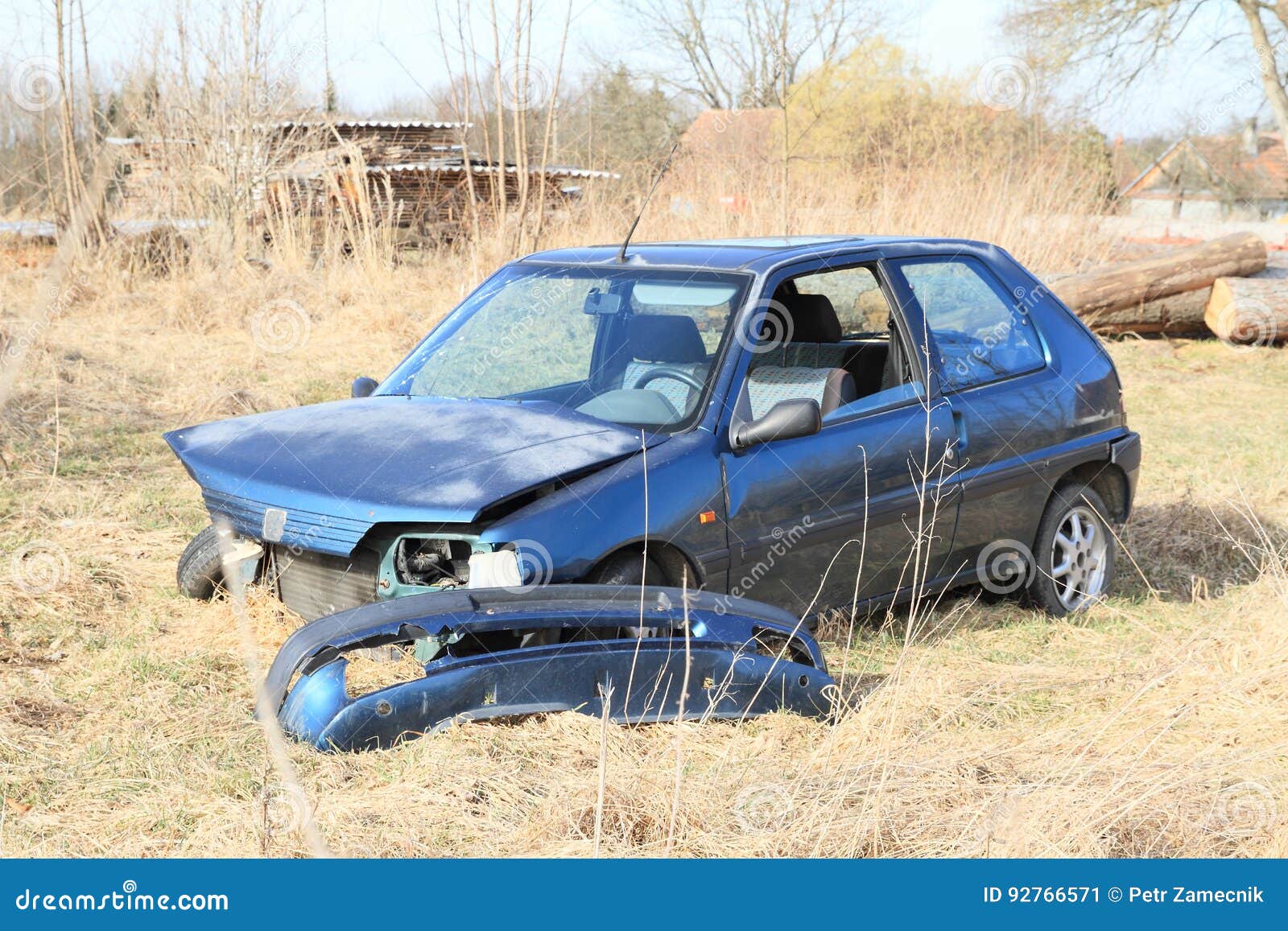 Carro azul quebrado imagem de stock. Imagem de vazio - 92766571