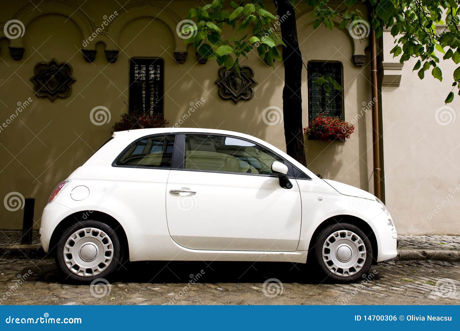 Carro branco bonito foto de stock. Imagem de luxo, estrada - 14700306