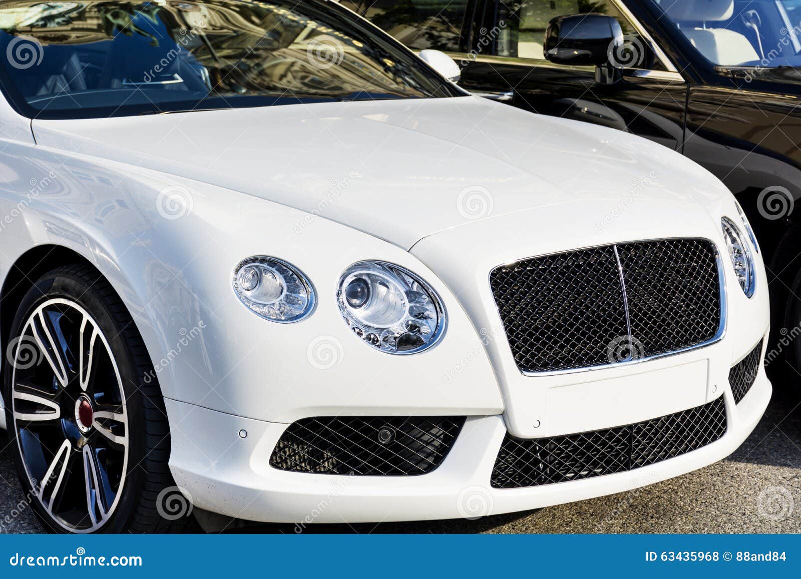 Carro branco caro foto de stock. Imagem de front, elegante - 63435968