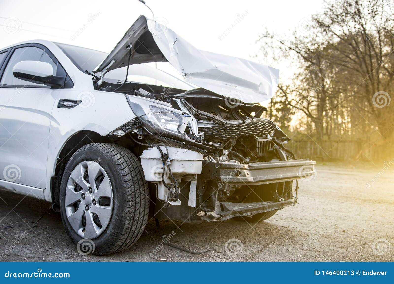 Carro Branco Do Impacto De Front Broken Ap?s Um Acidente Imagem de ...