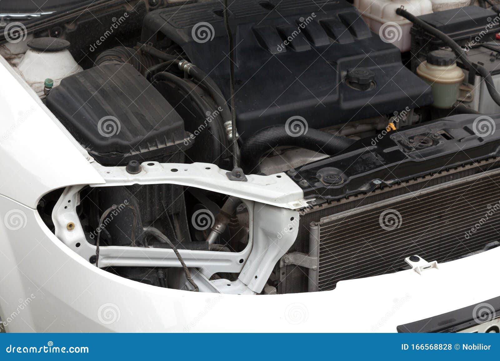 Carro com capota aberta foto de stock. Imagem de oficina - 166568828