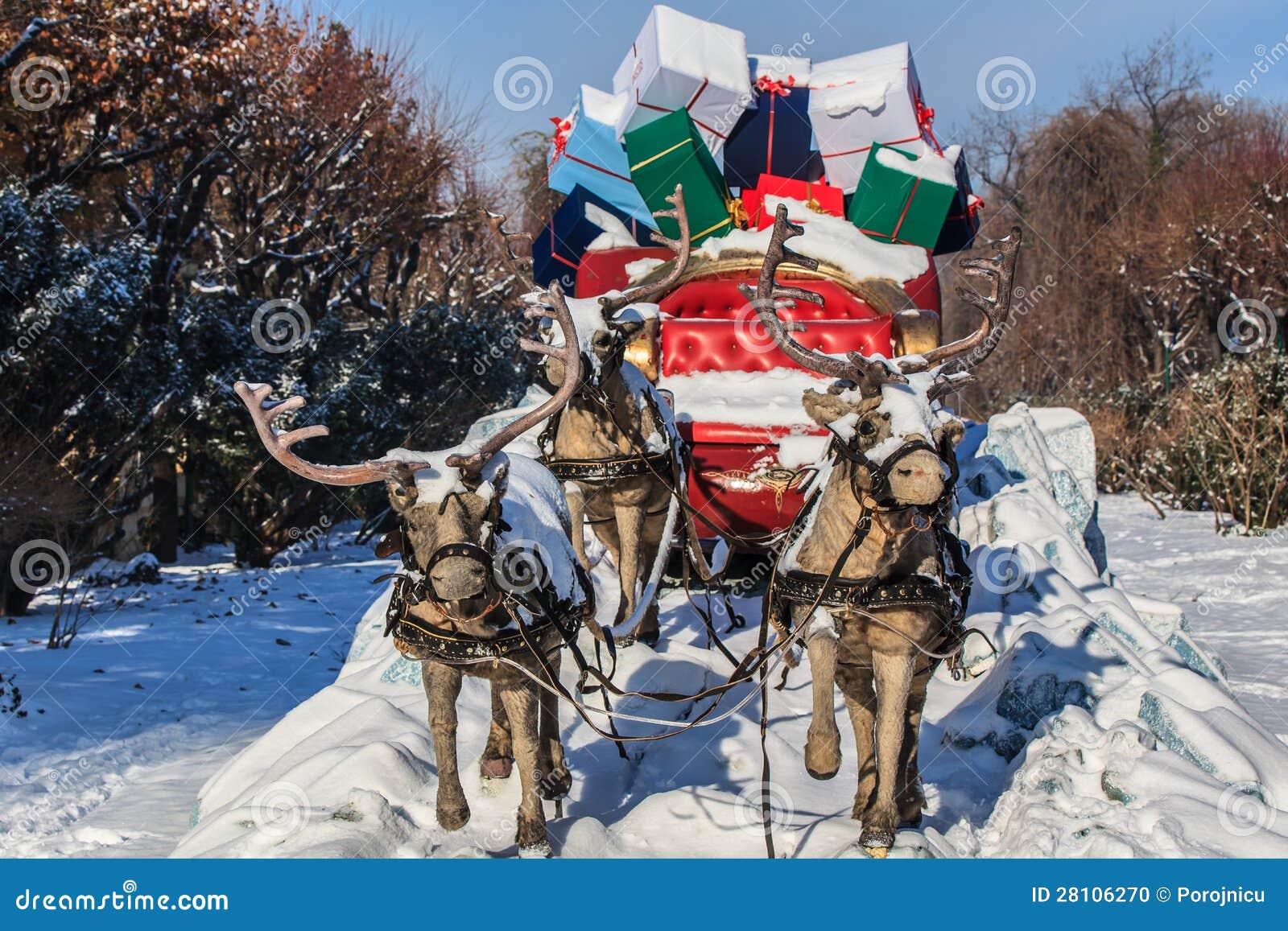 Carro con el reno foto de archivo. Imagen de carro, vacaciones - 28106270