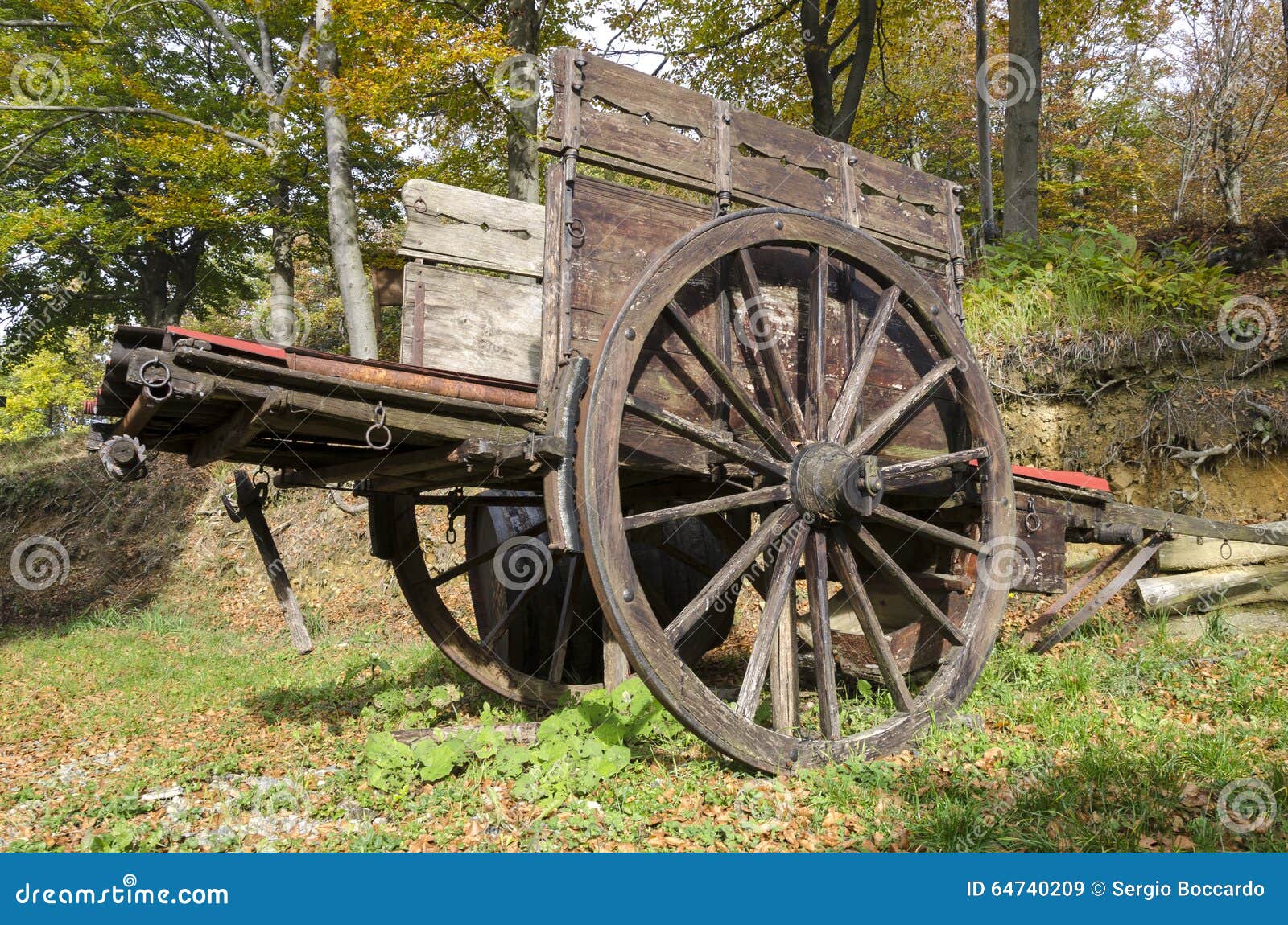 Carro Con Las Ruedas De Madera Imagen de archivo - Imagen de italia ...