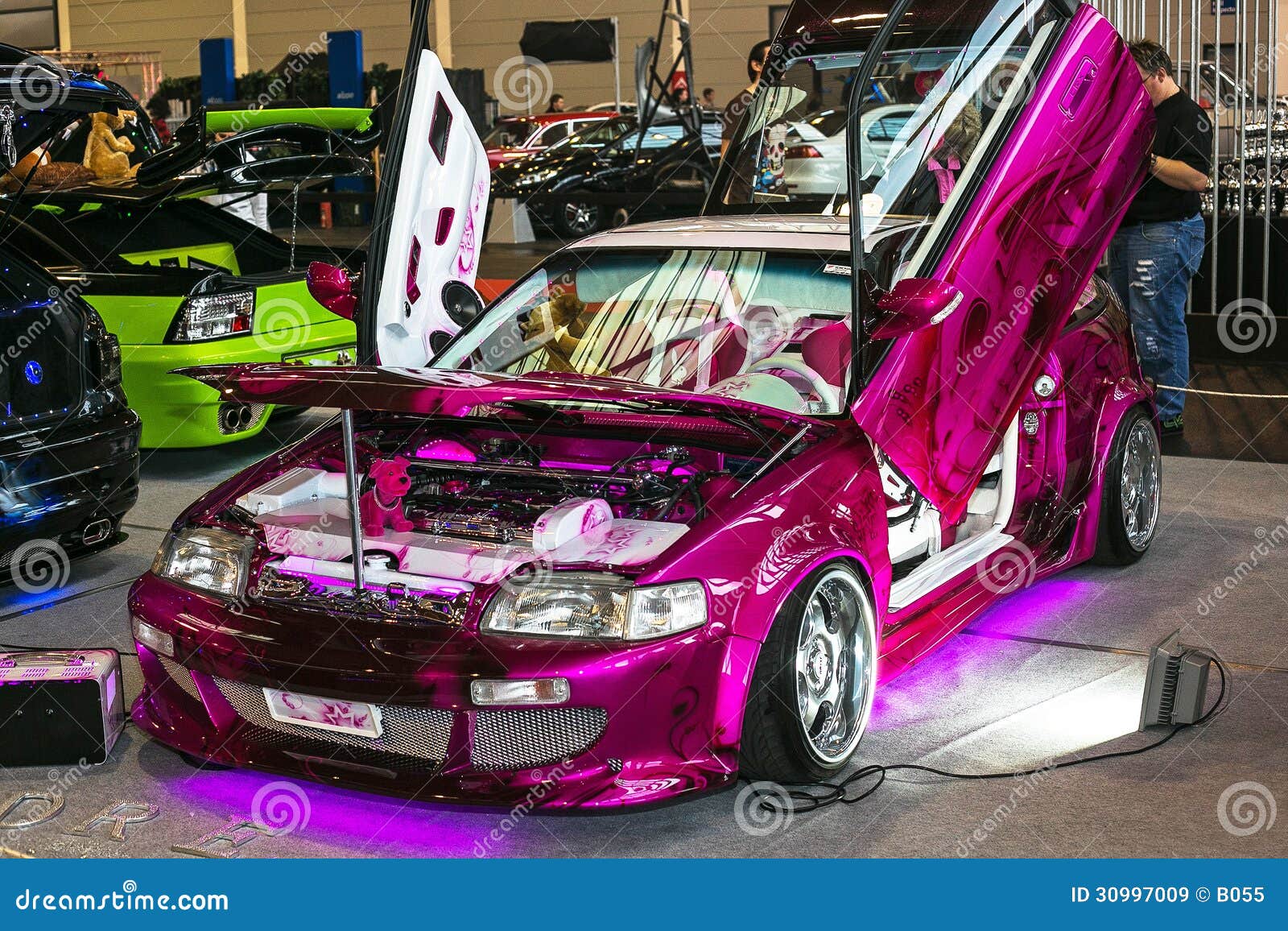 Carro cor-de-rosa imagem de stock editorial. Imagem de luxo - 30997009