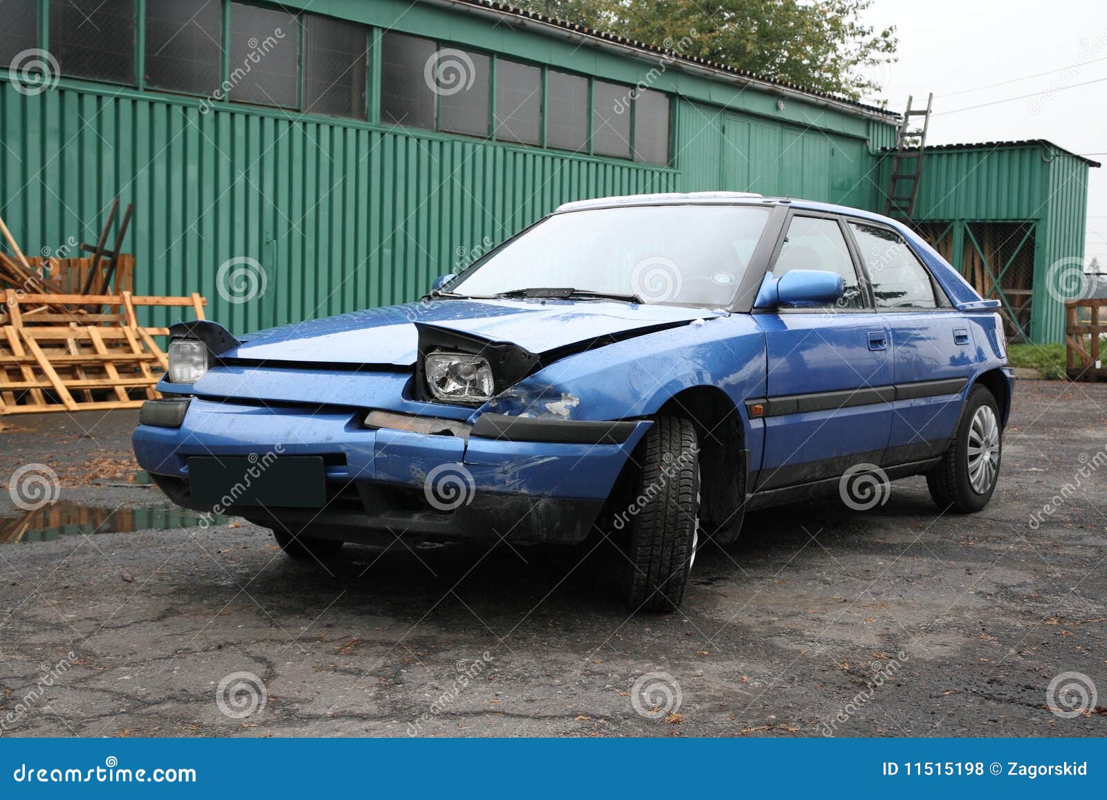 Carro danificado foto de stock. Imagem de amortecedor - 11515198