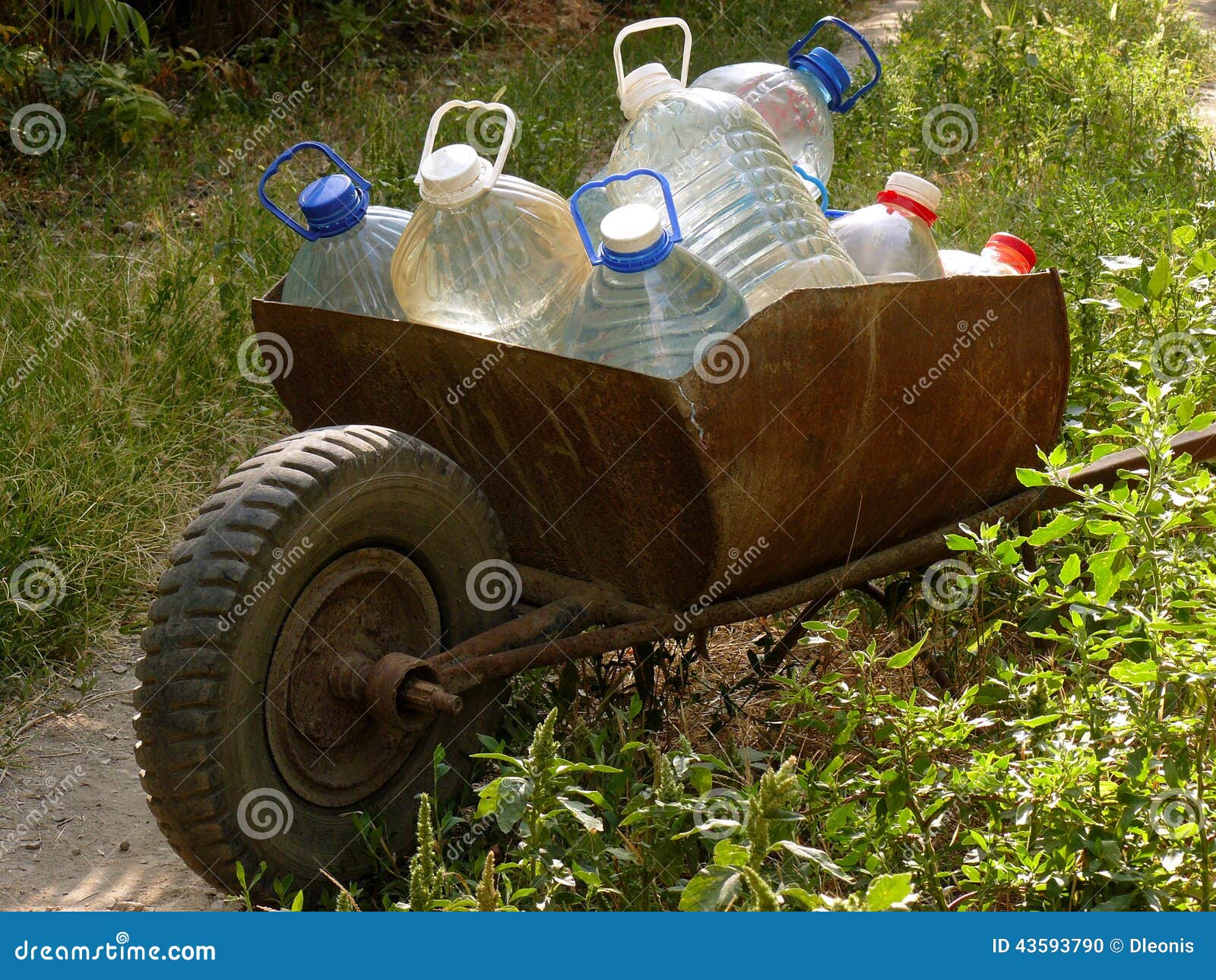 Carro de botellas de agua foto de archivo. Imagen de completo - 43593790