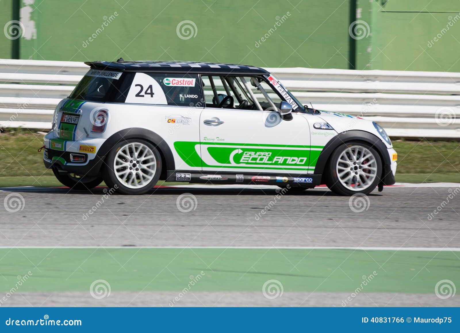 Carro De Corridas De Mini Cooper S Sv31 Foto Editorial - Imagem de ...